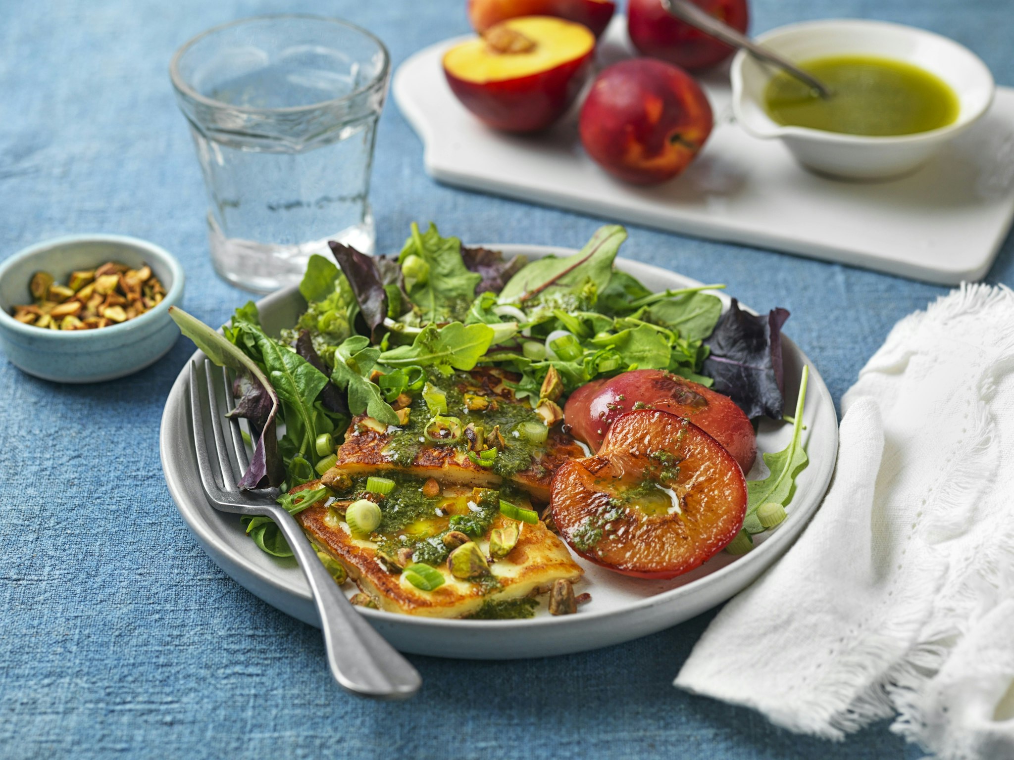 Grillost med nektarin, pistage och örtolja