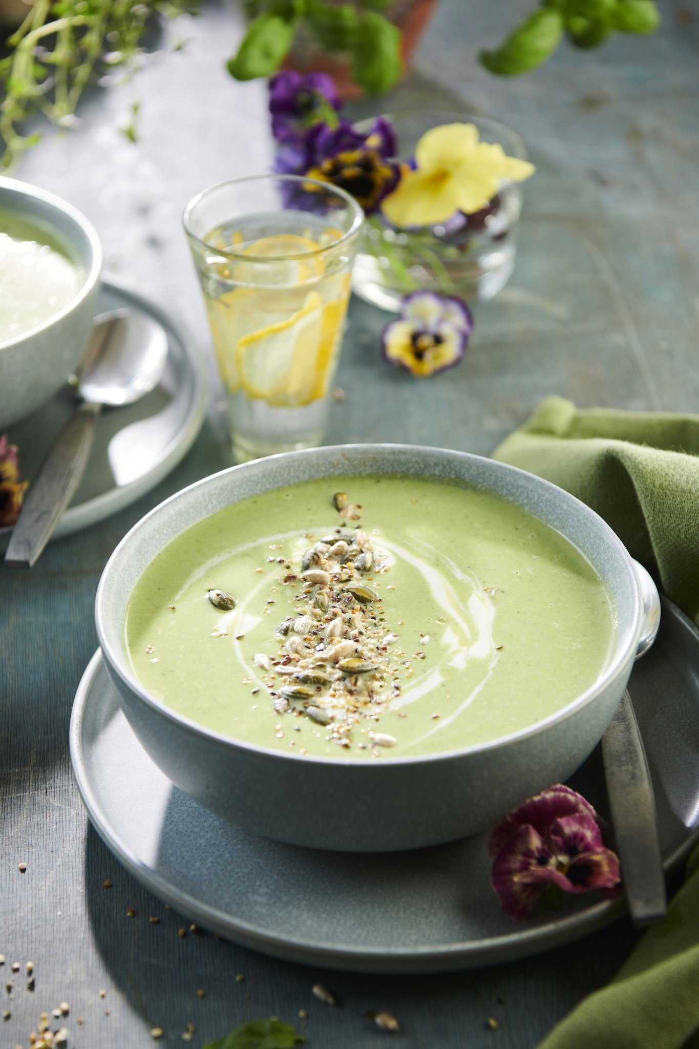 Grön ärtsoppa med örter och fröströssel