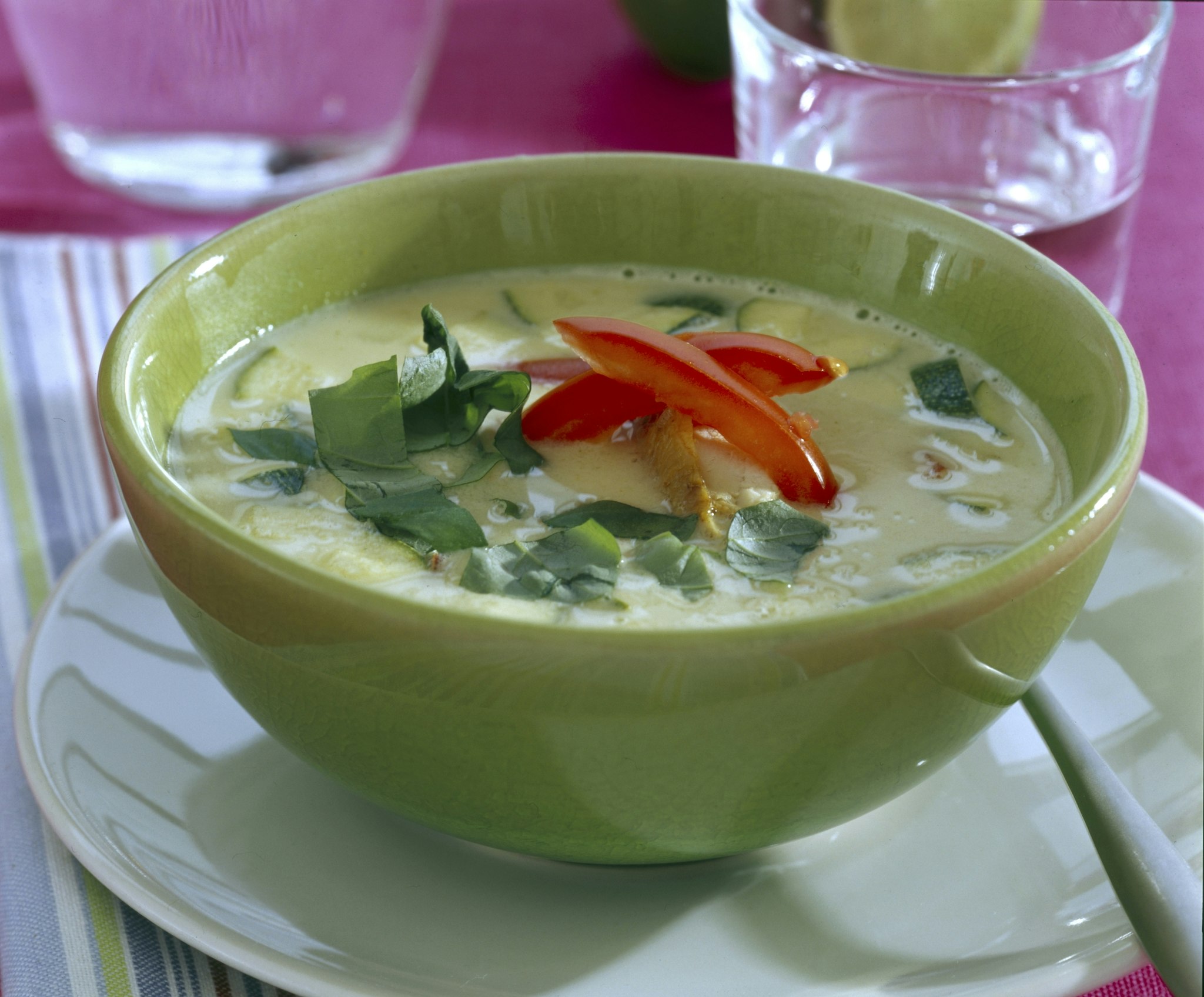 Kycklingsoppa med kokos och nudlar