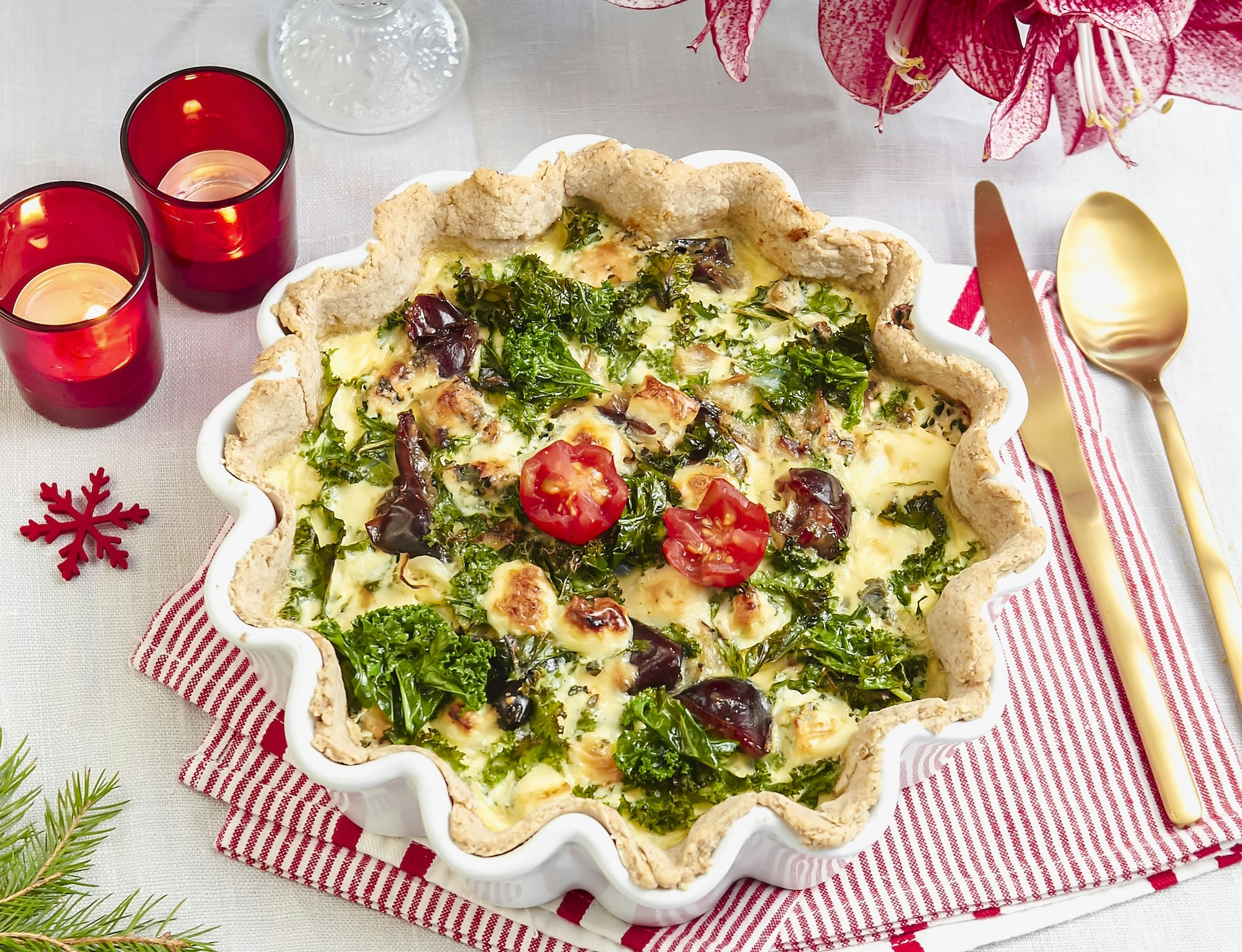 Grönkålspaj med ädelost och dadlar