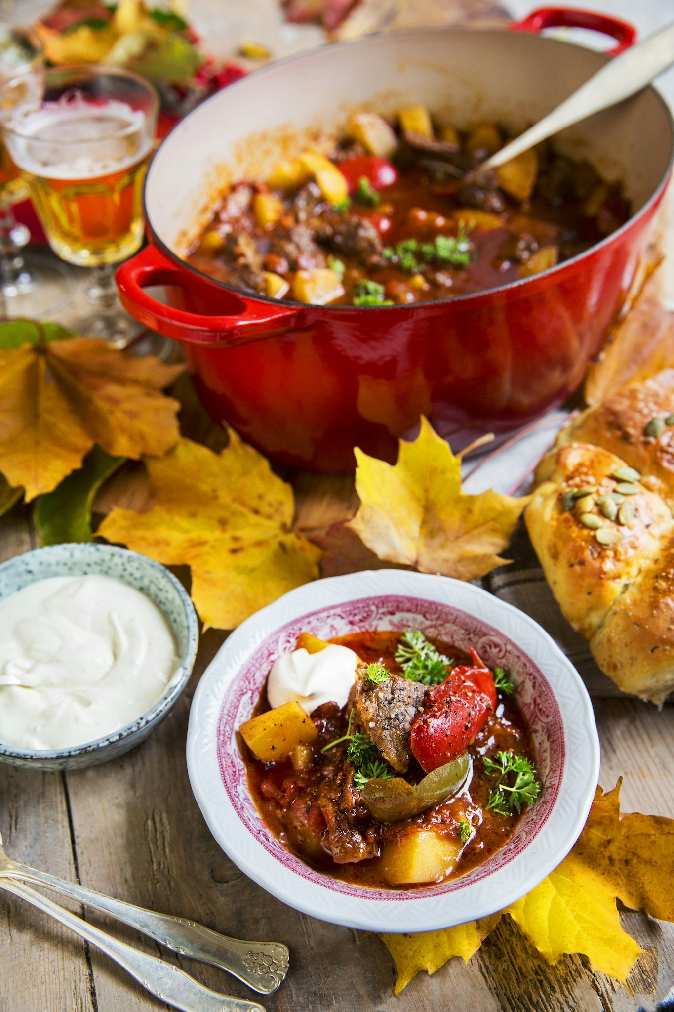 Gulaschsoppa med kryddig röra