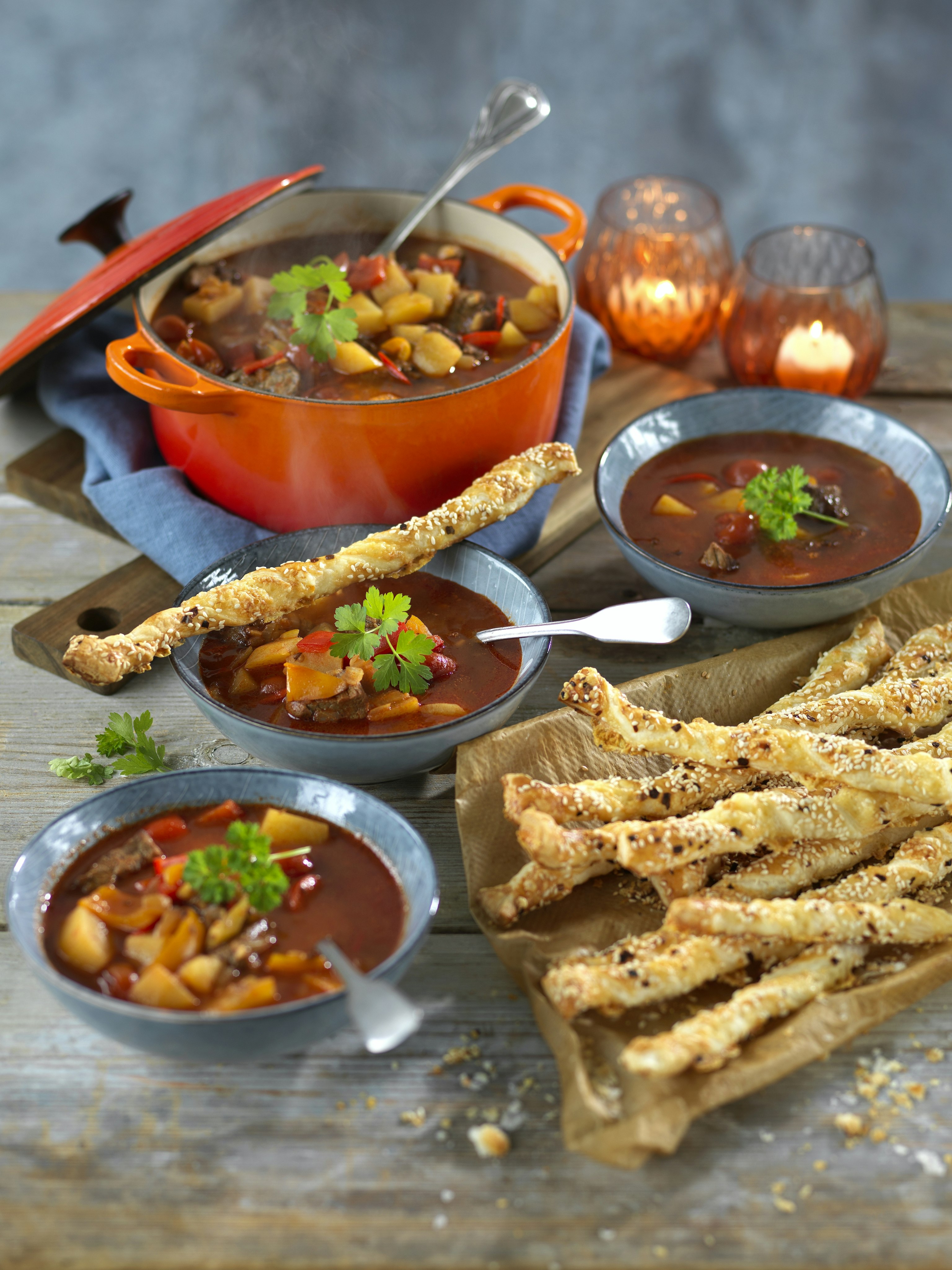 Gulaschsoppa med smördegsspiraler