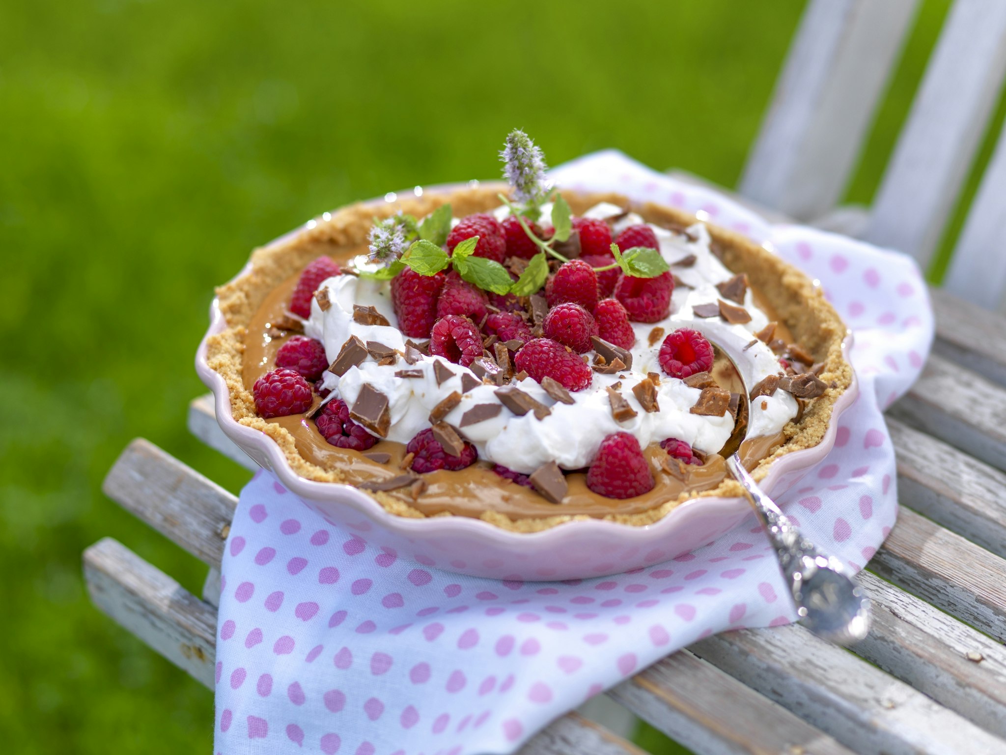 Hallonpaj med kolakräm och daim