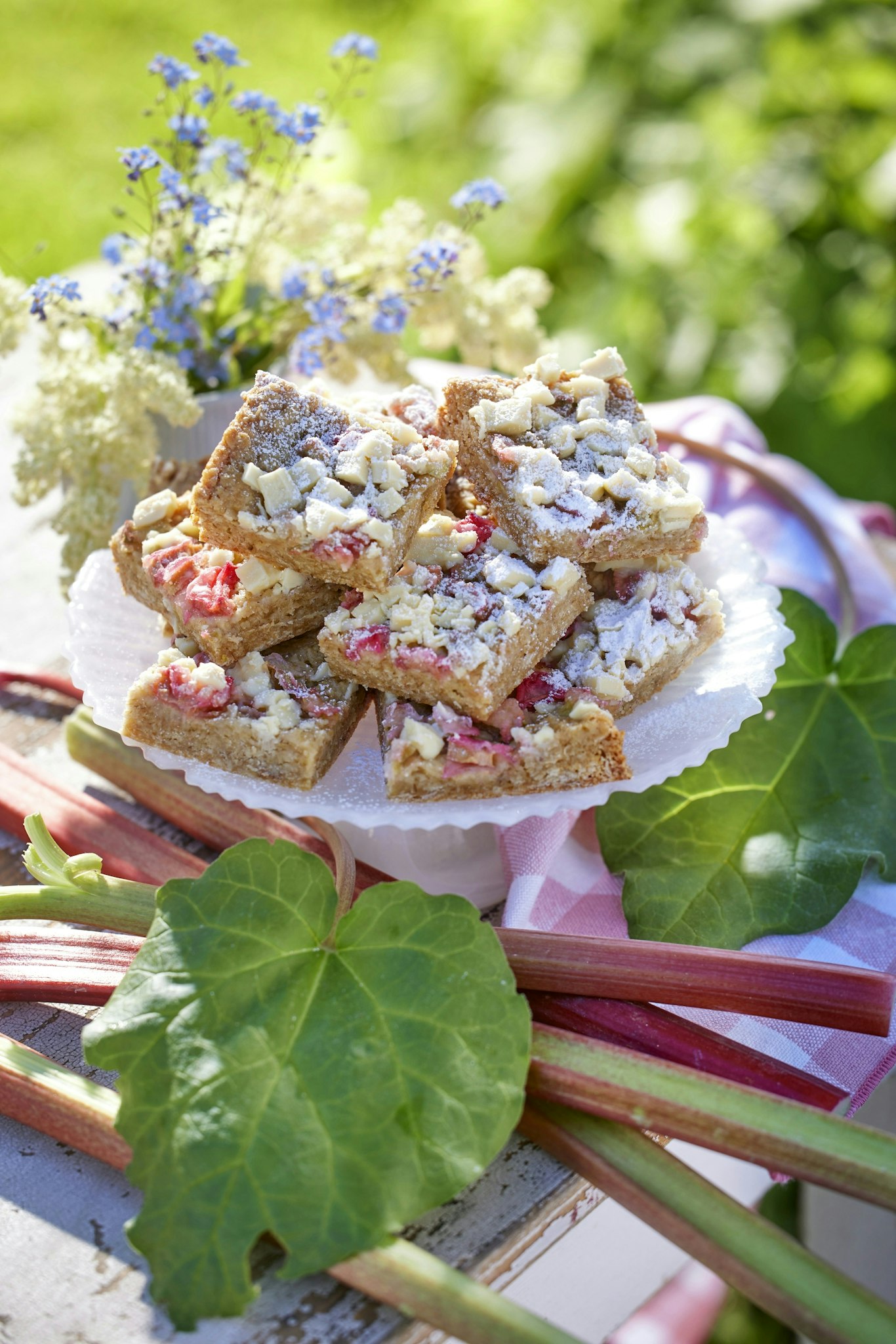 Havrerutor med rabarber och vit choklad