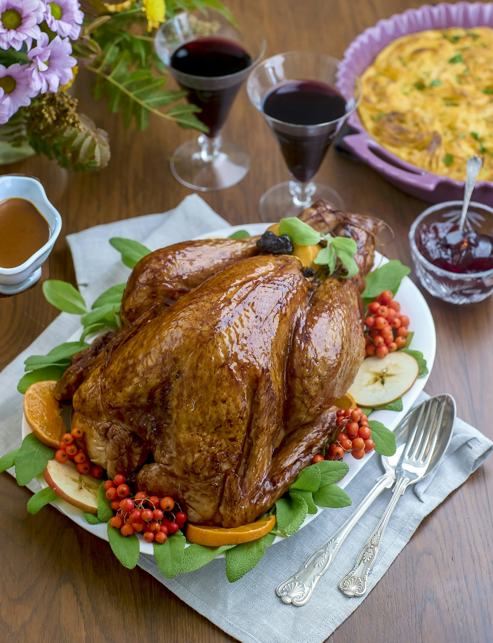 Helstekt kalkon fylld med äpple och katrinplommon