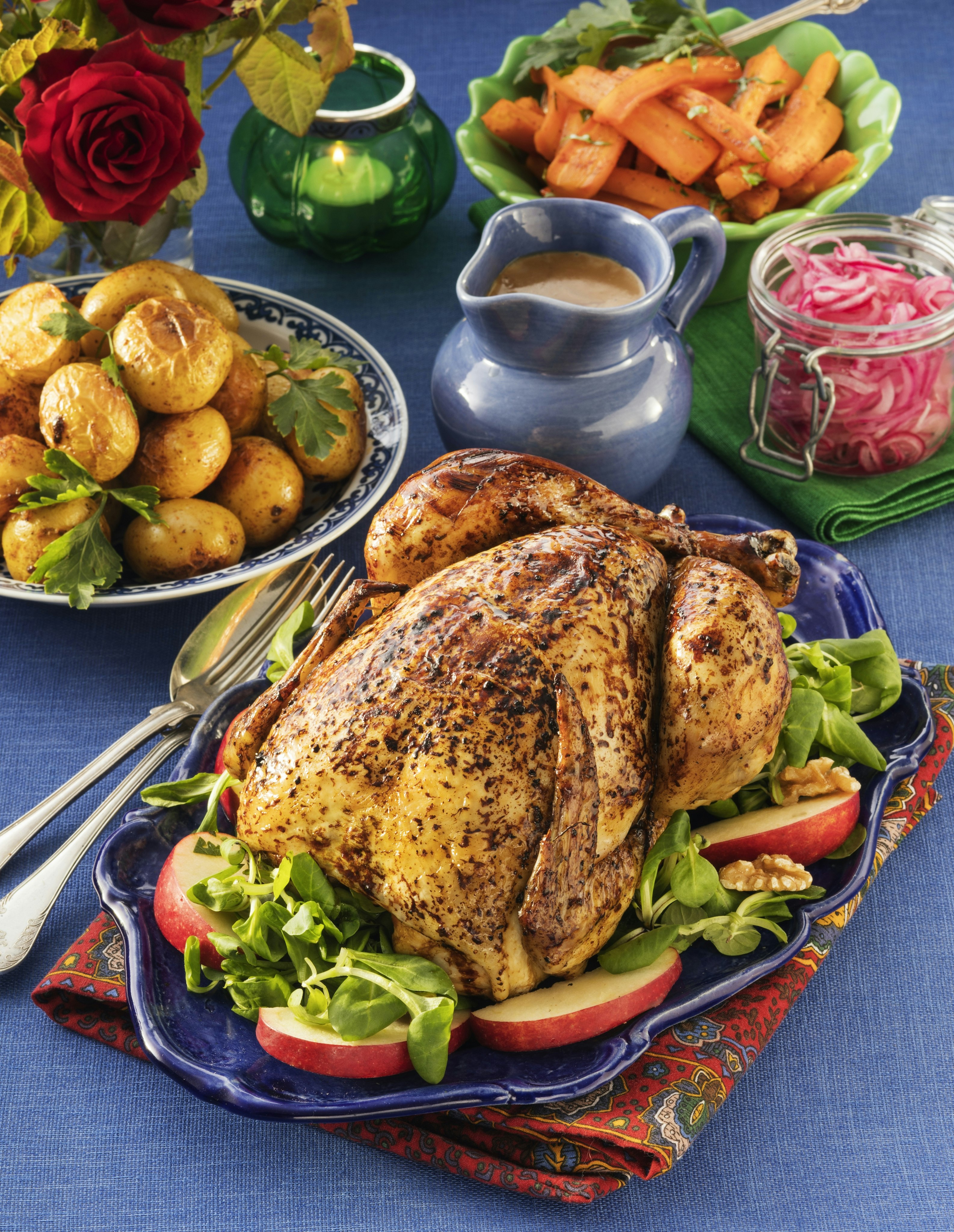 Långbakad hel kyckling i ugn med gräddsås