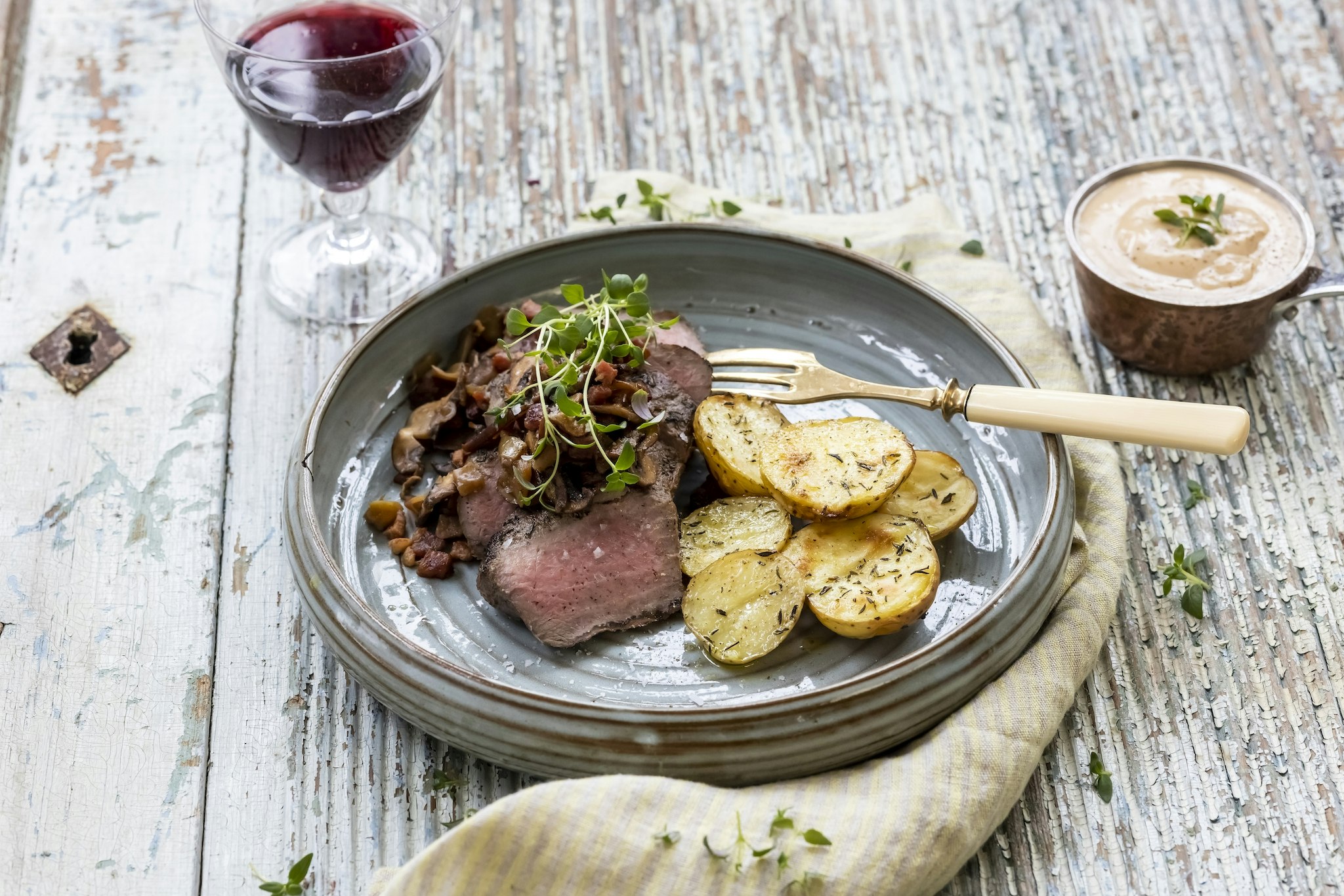 Helstekt ytterfilé av vildsvin med äppelmustsås