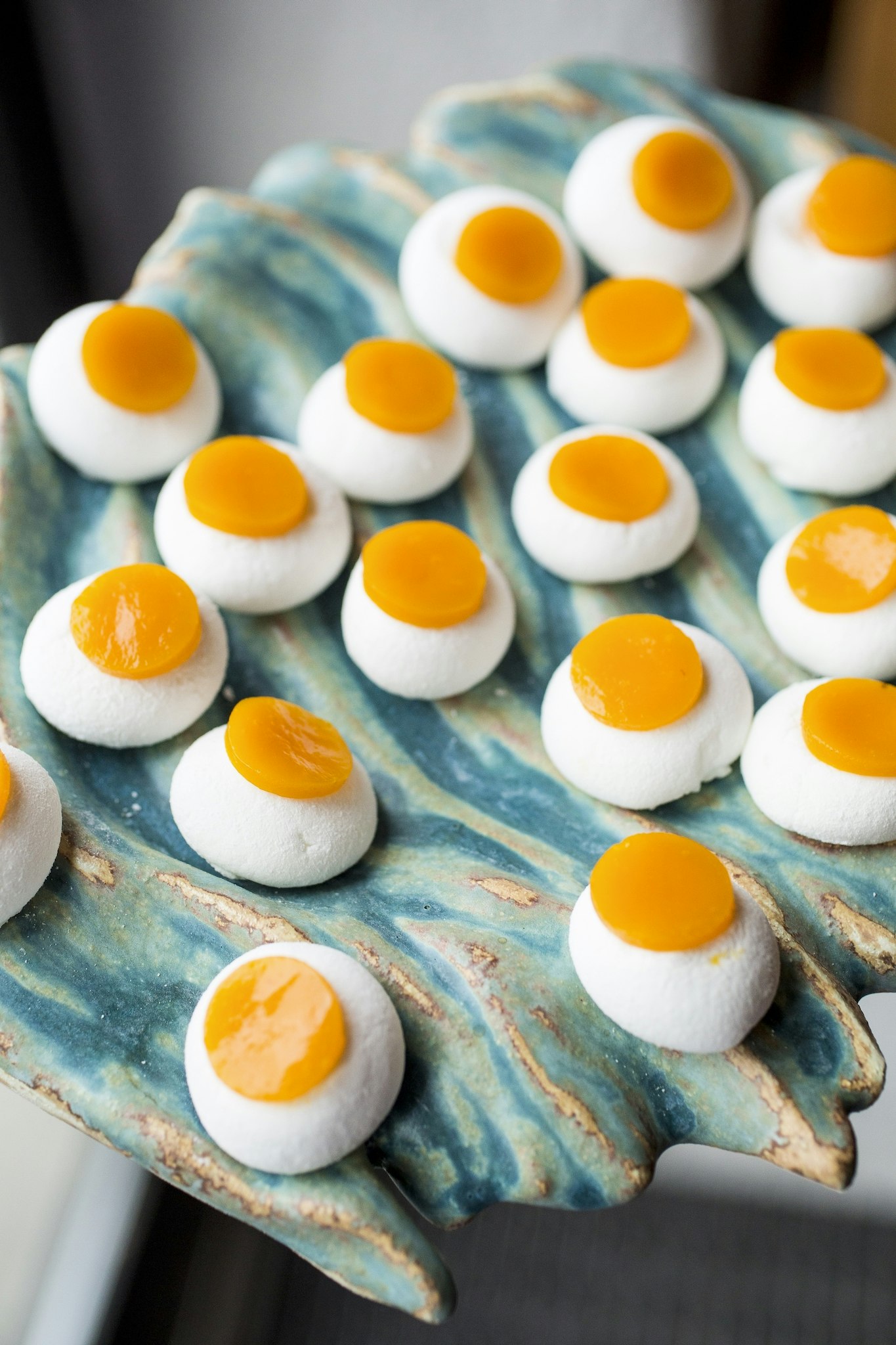 Hemgjorda marshmallow-ägg