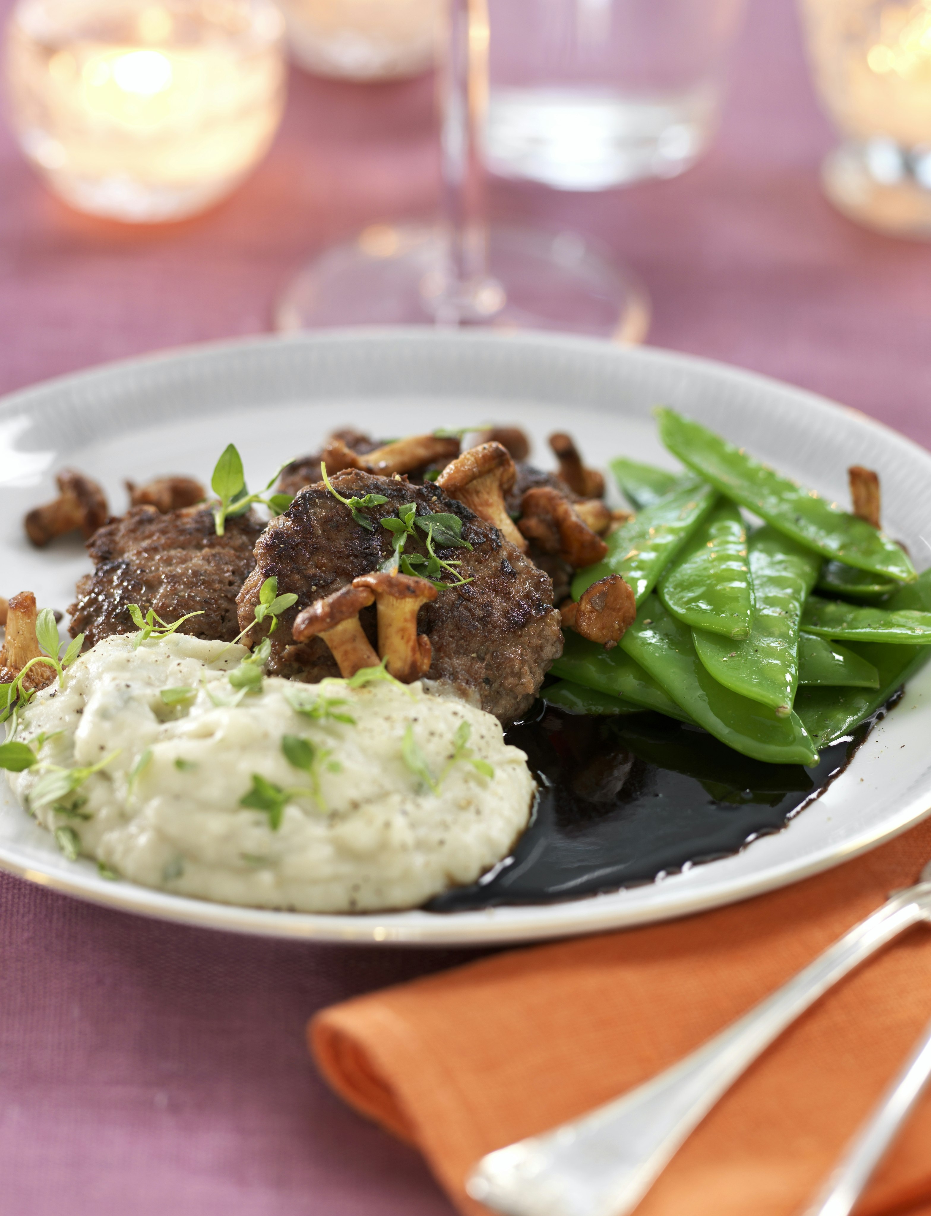 Hjortfärsbiffar med jordärtskockspuré