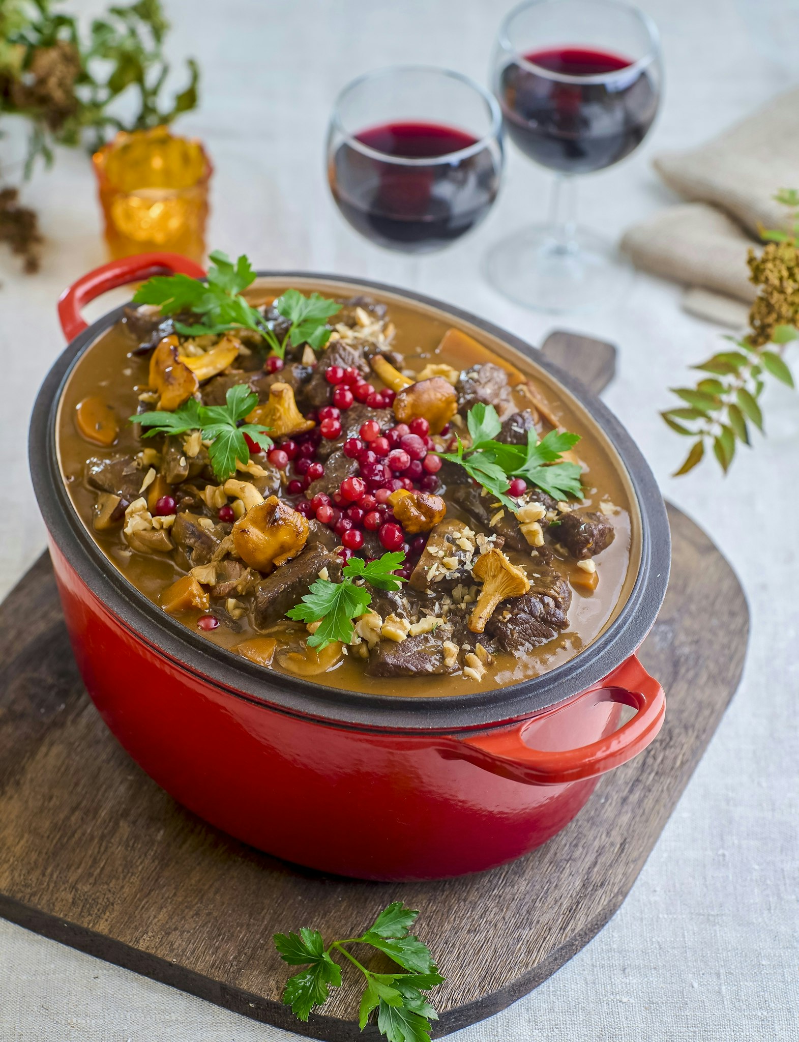 Höstgryta med enbär, svamp och lingon