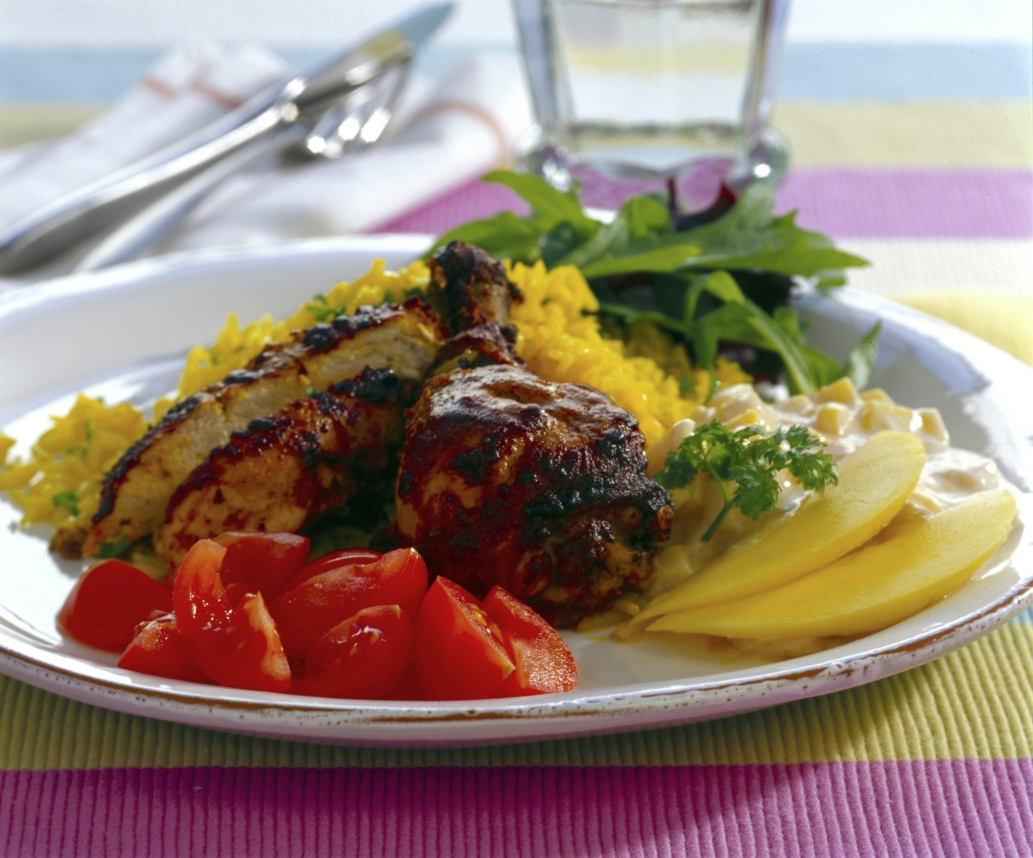 Indisk kycklingfilé med mangosalsa och gult ris