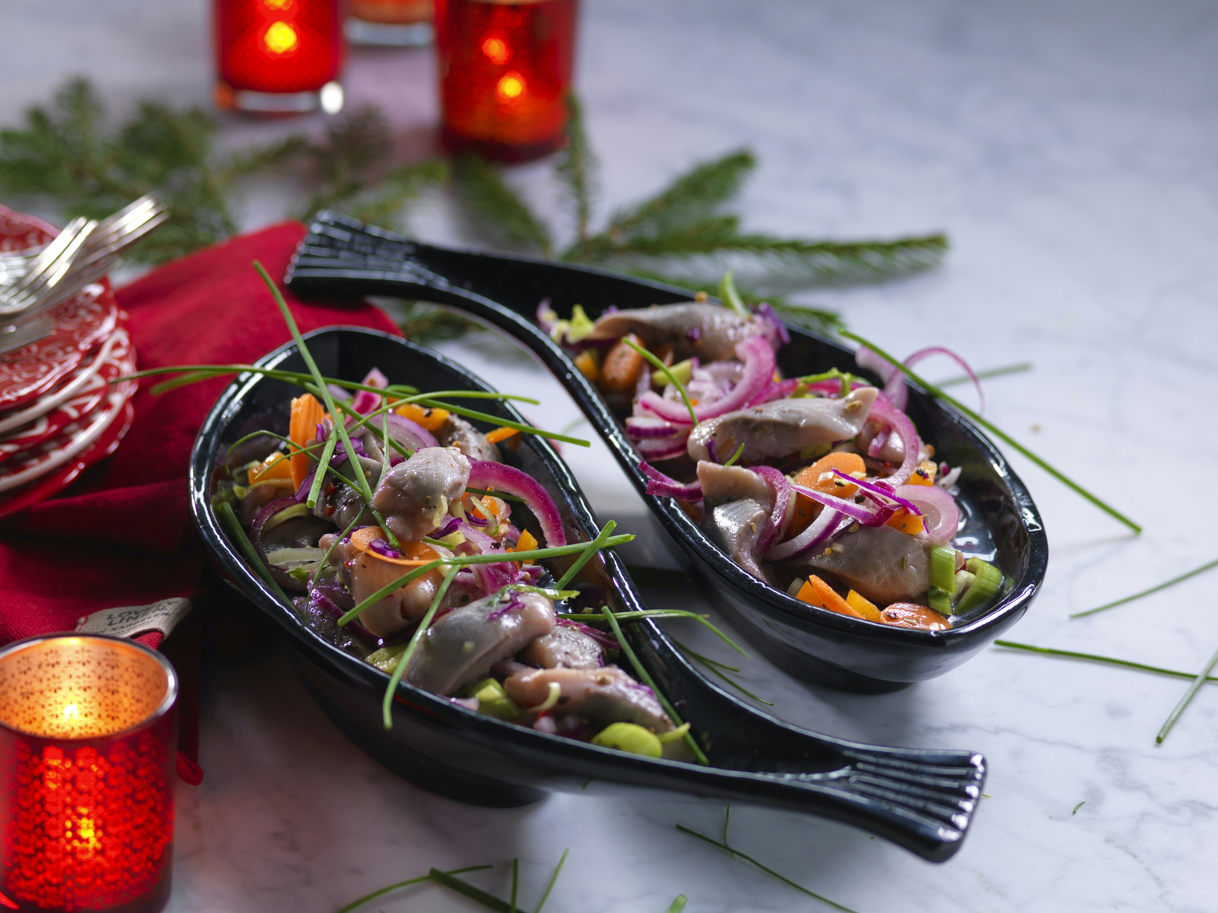 Inlagd sill med lök och chili i klar lag