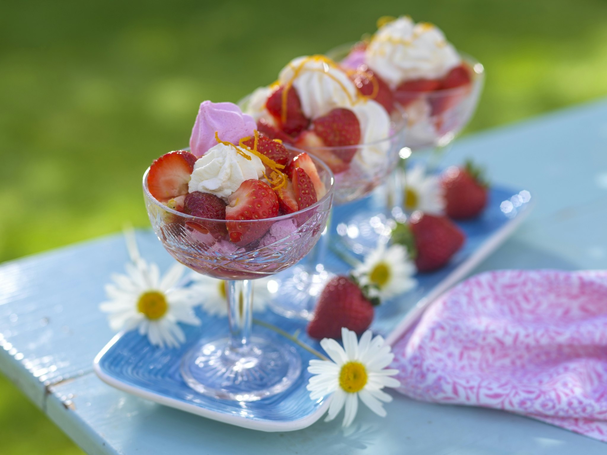 Jordgubbsdessert i glas