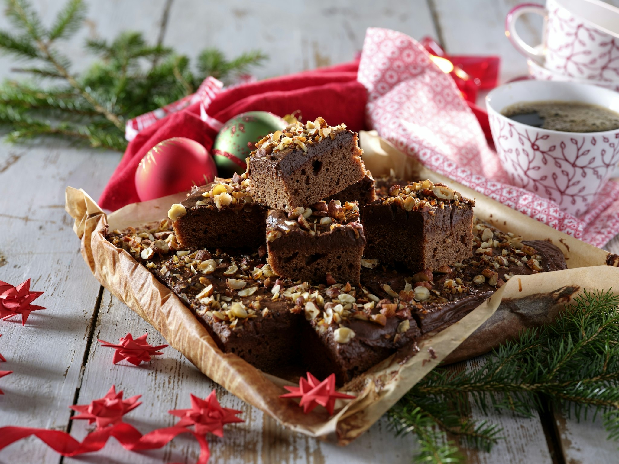 Krämig chokladkaka med pepparkaka, apelsin och valnöt