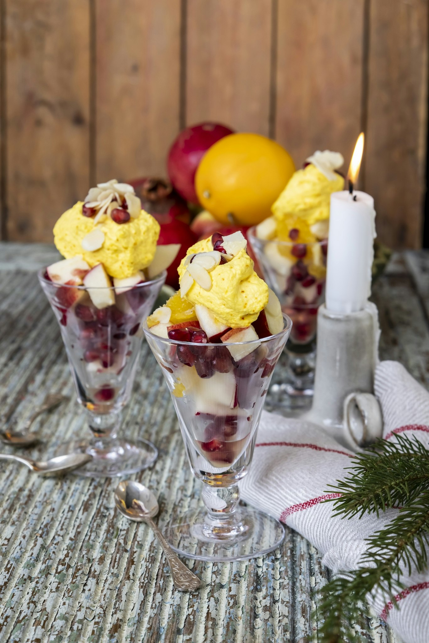 Julig fruktsallad med saffransgrädde