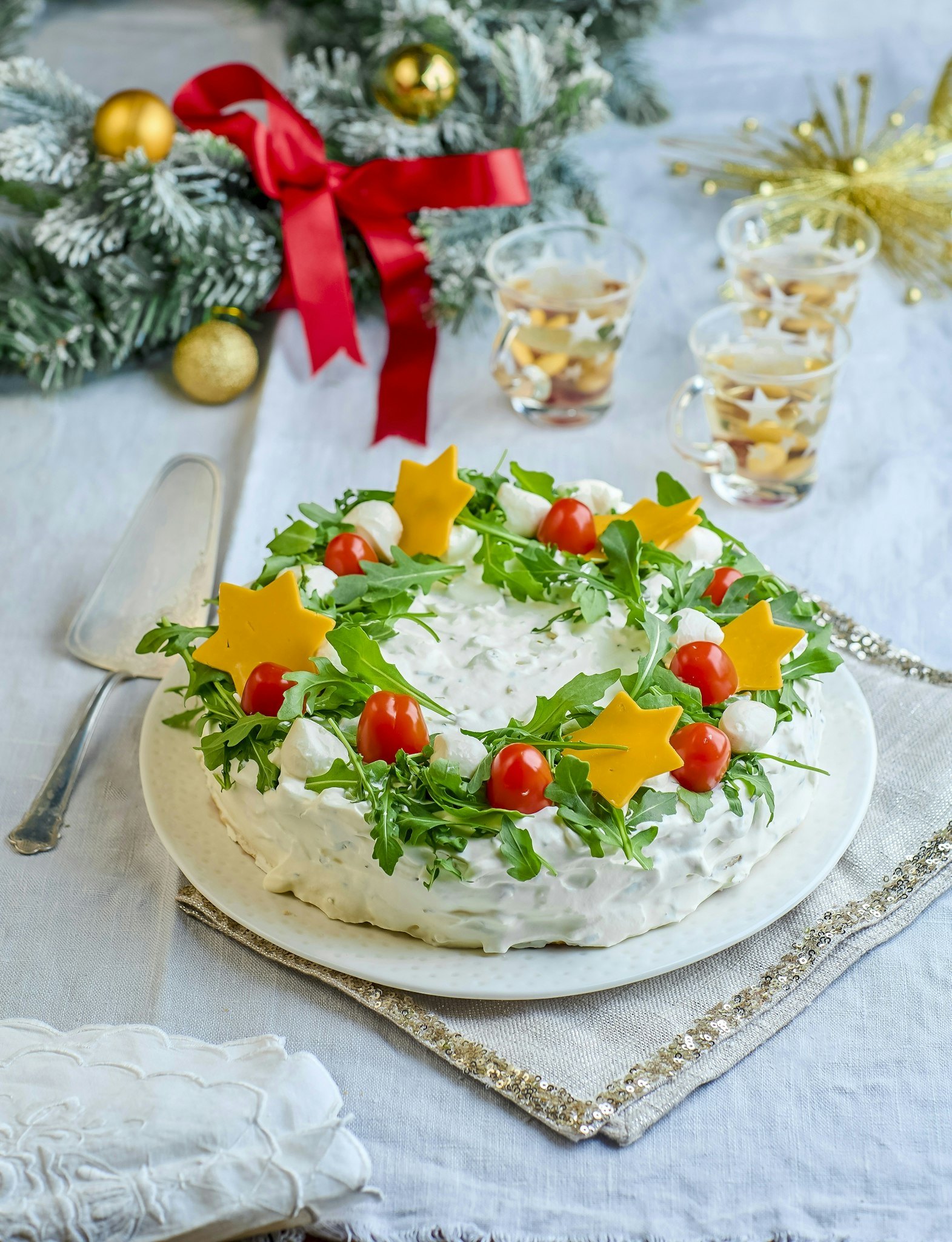 Julig smörgåstårta med oststjärnor