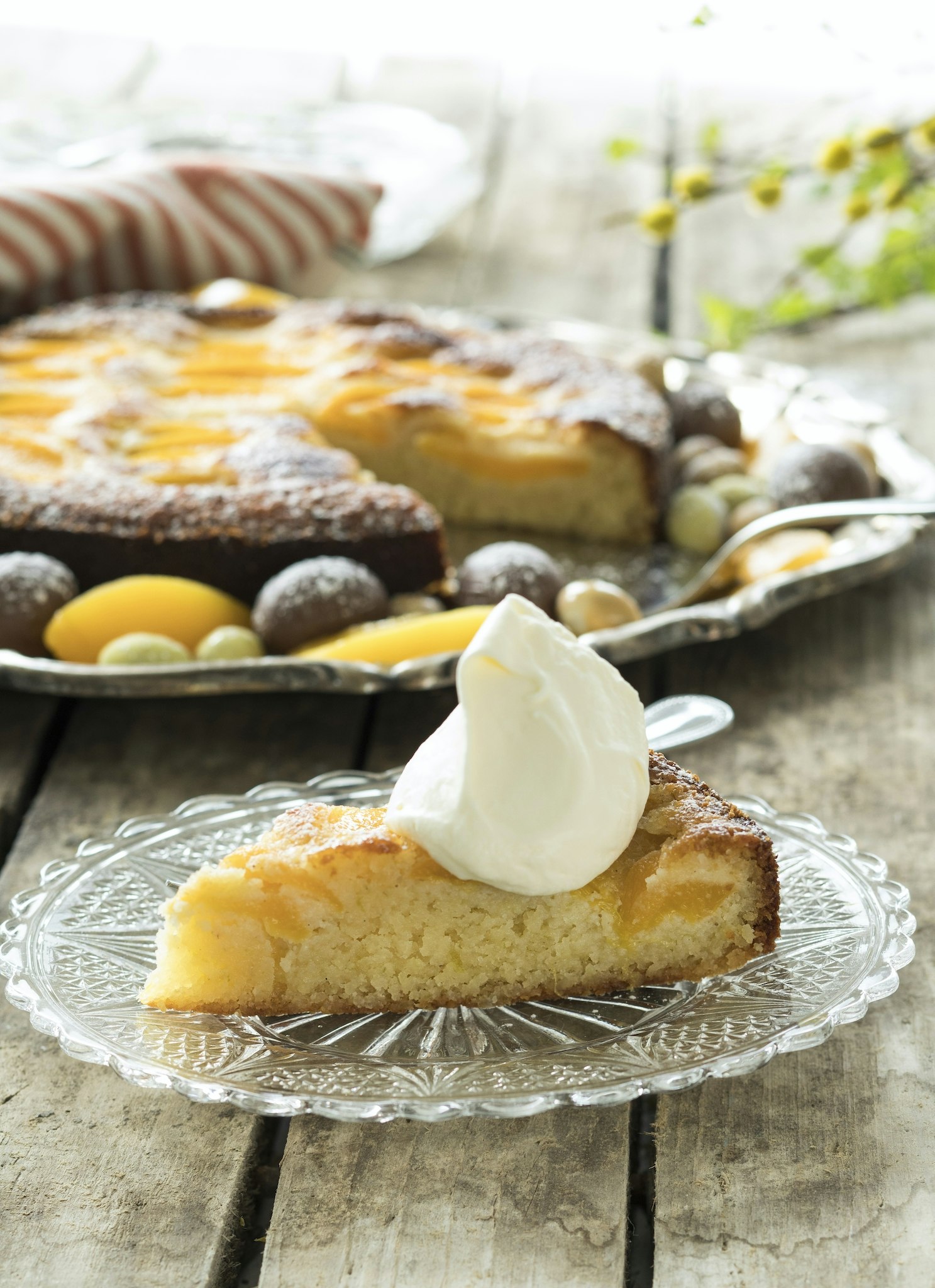 Kaka med persika och mandelmassa