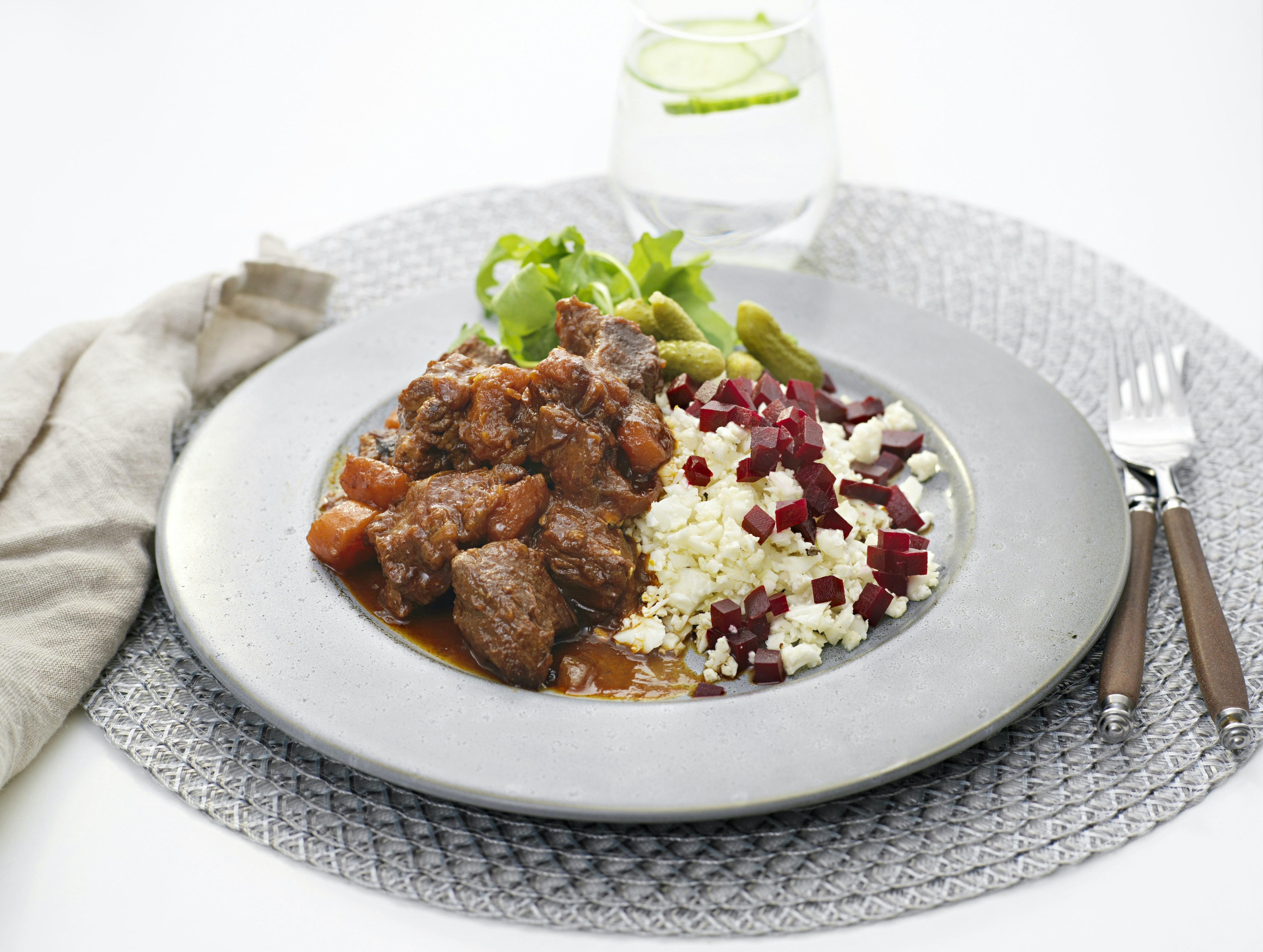 Kalops på högrev och blomkålsris med rödbetor