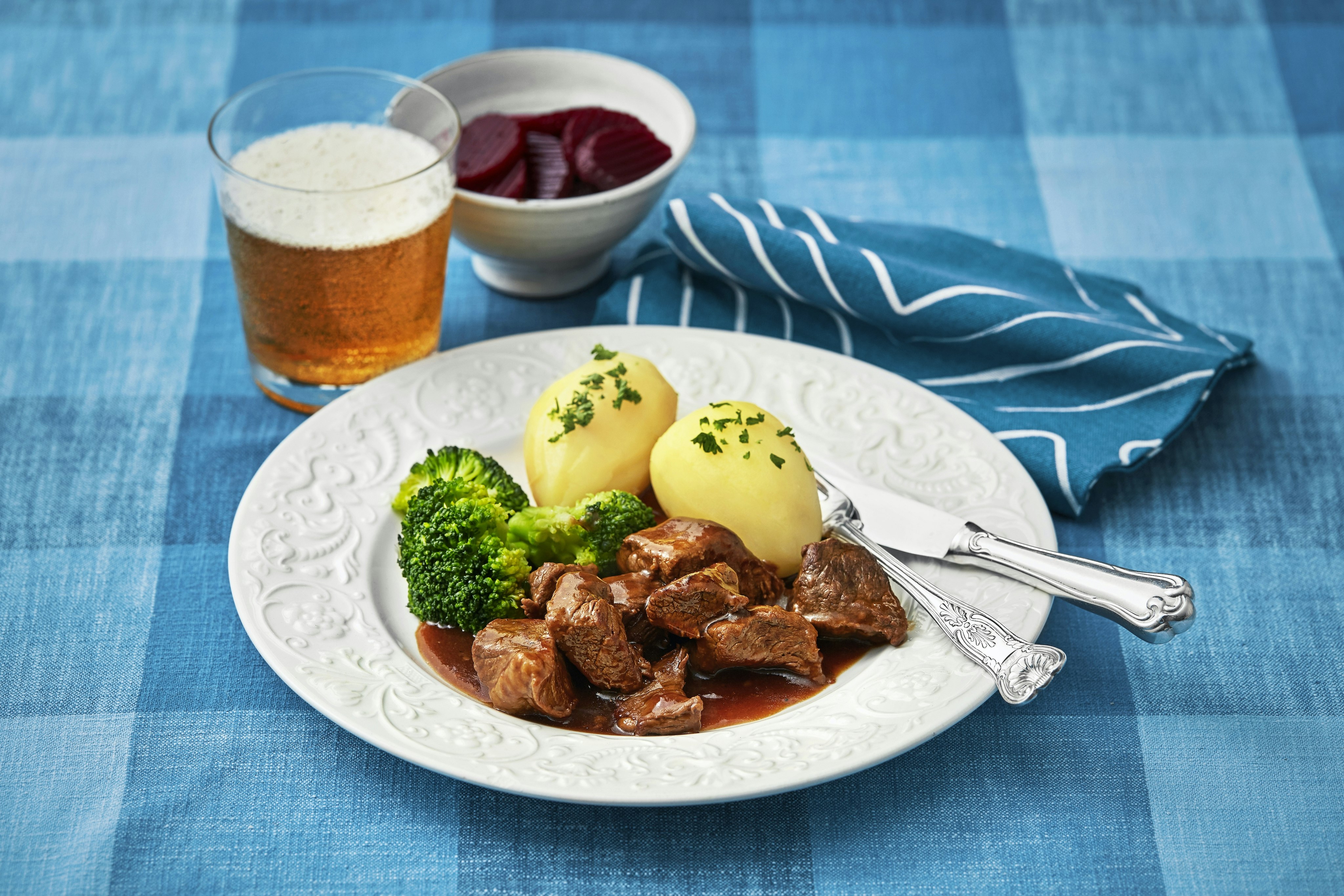 Kalops med potatis, broccoli och rödbetor