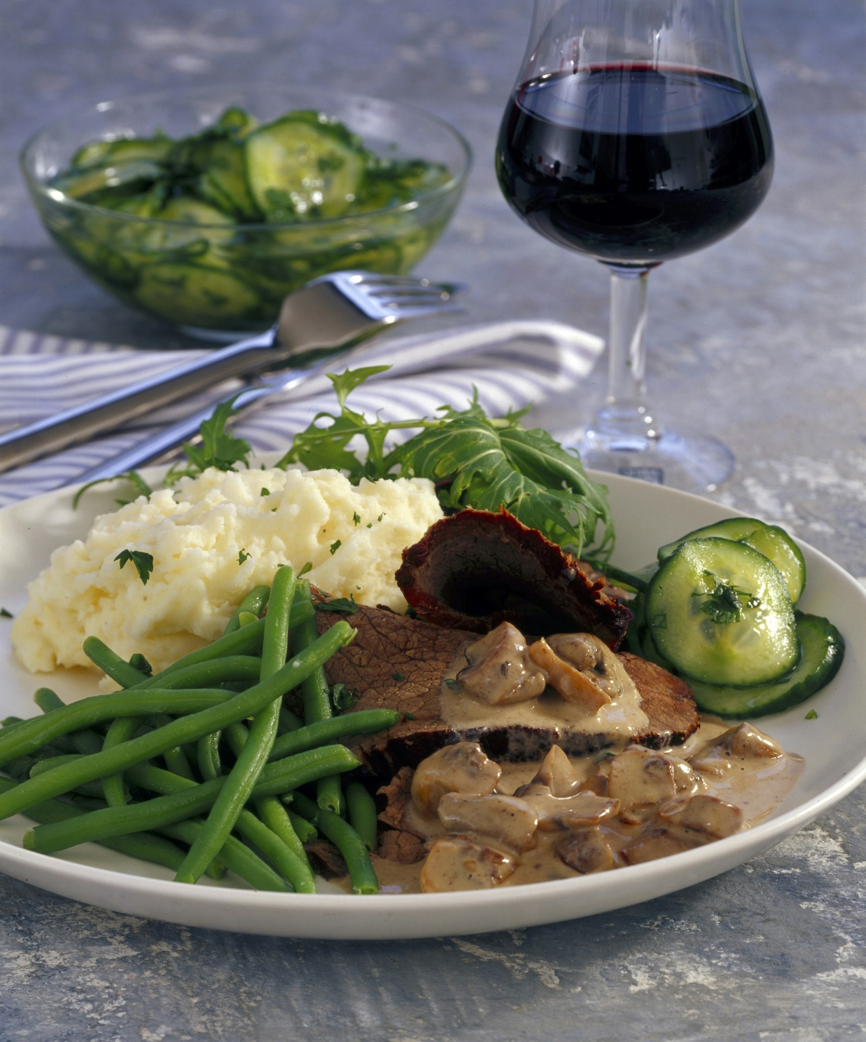 Kalvstek med svampsås och pressgurka