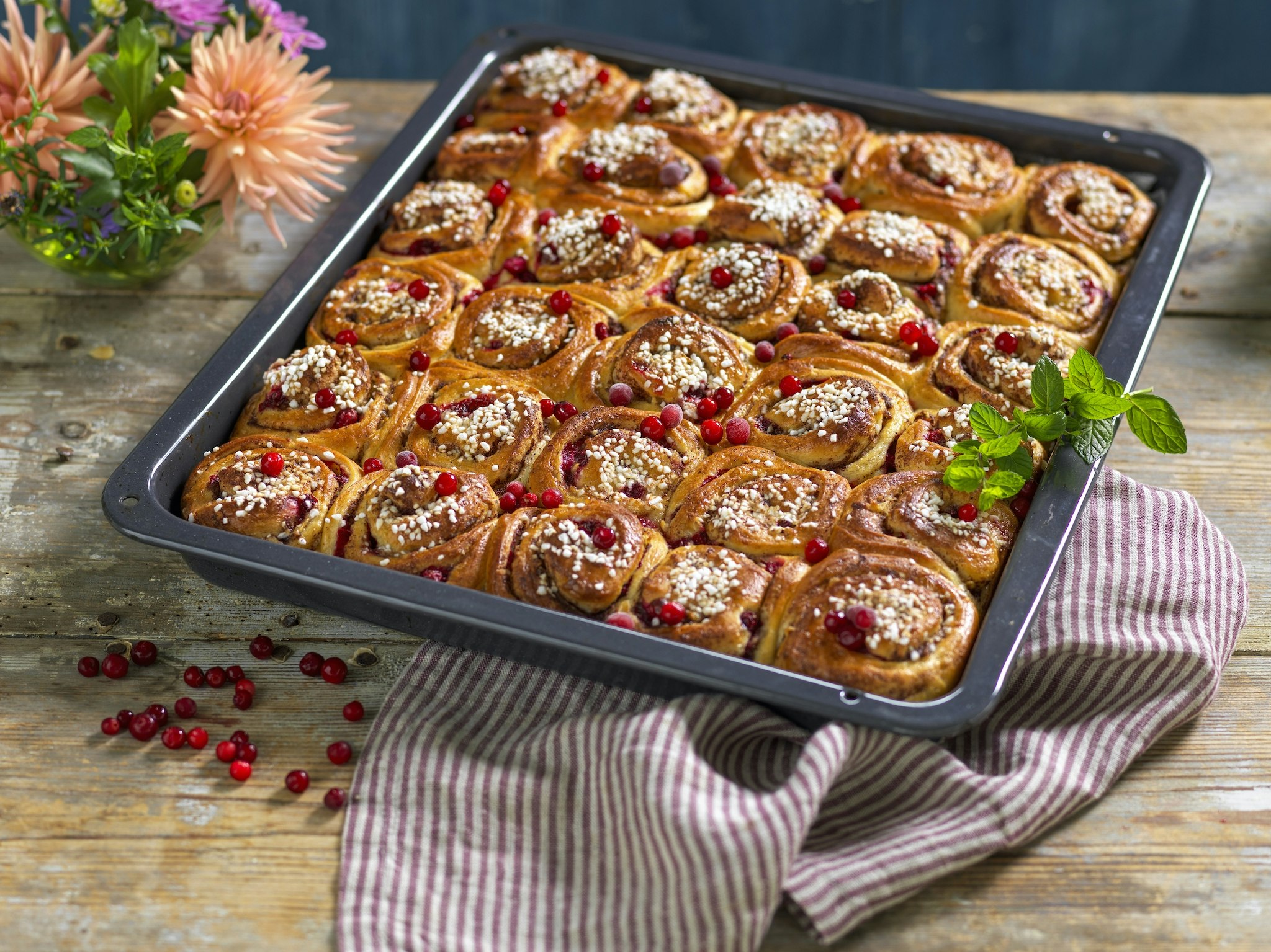 Kanelbullar i långpanna med äpple och lingon
