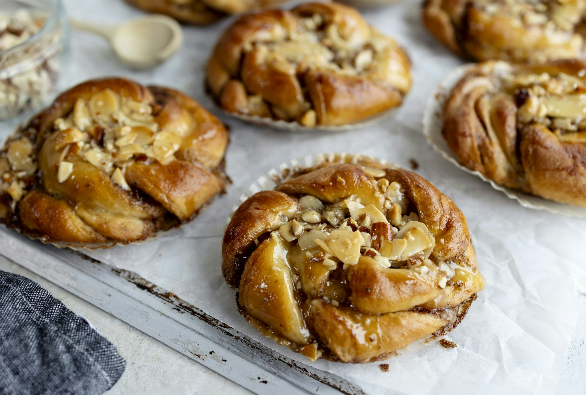 Fyllda kanelbullar med mandelmassa