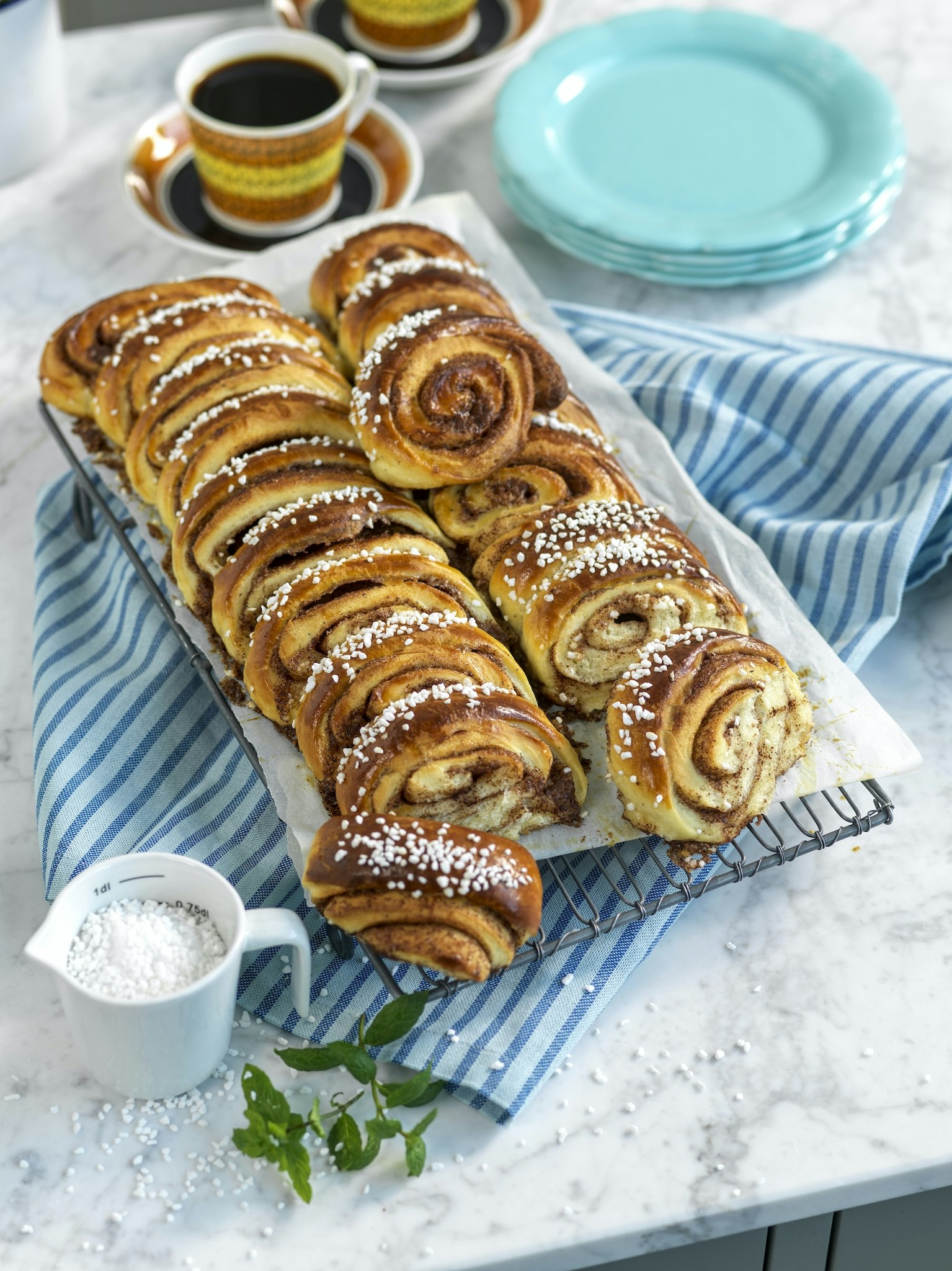 Snabba kanelbullar av smördeg