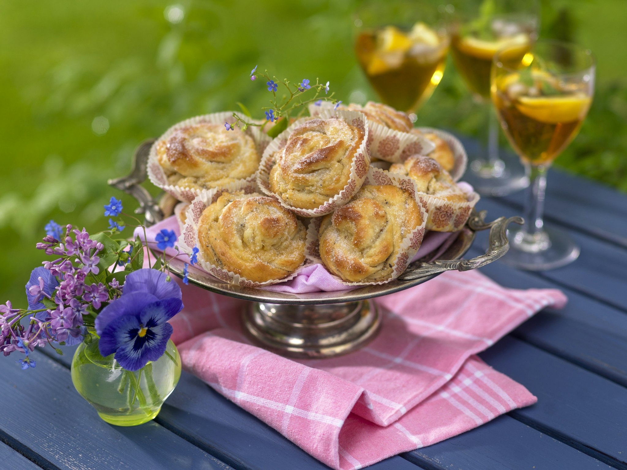 Kardemummabullar med mandelmassafyllning