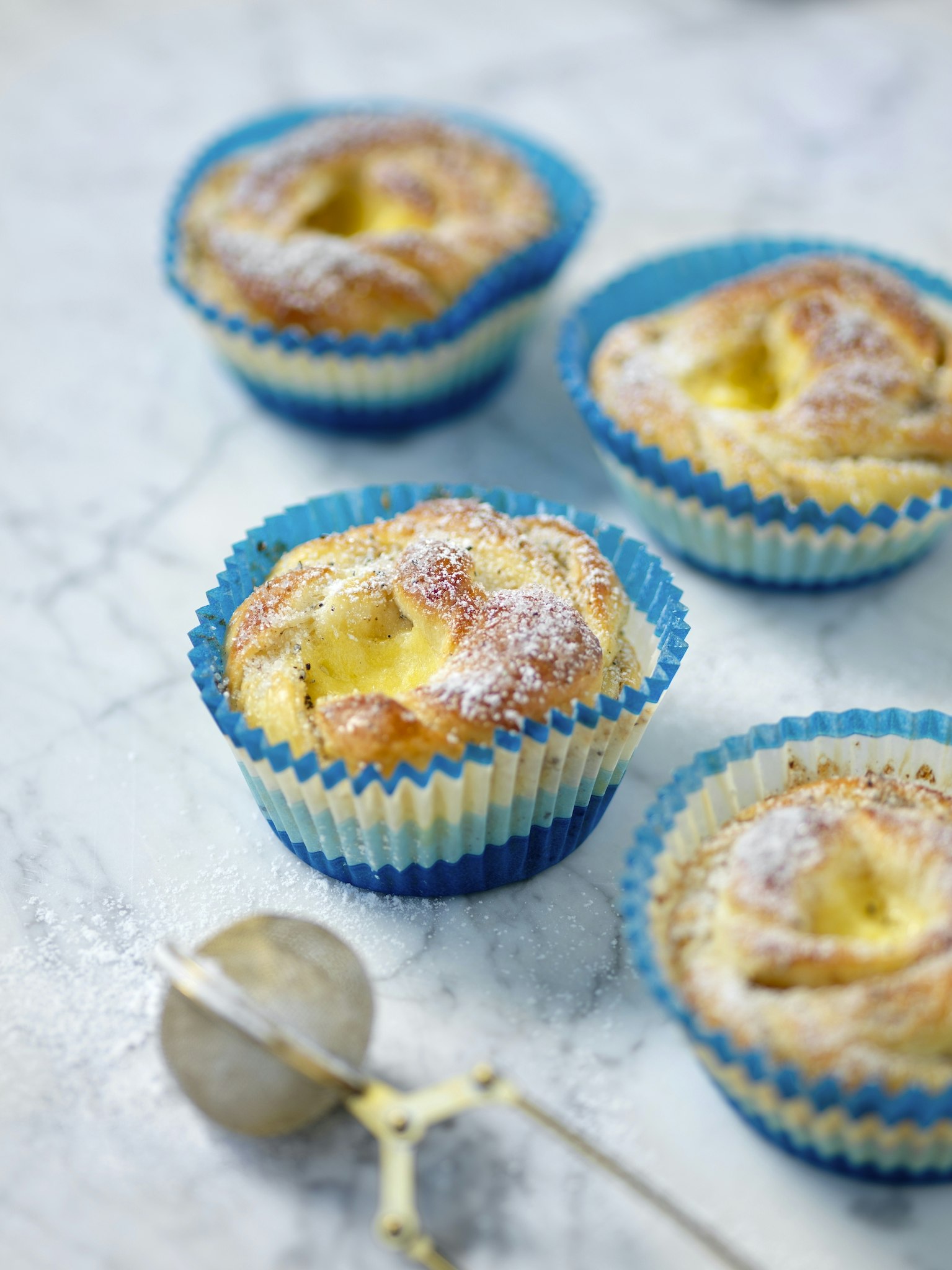 Kardemummasnurror med vaniljkräm