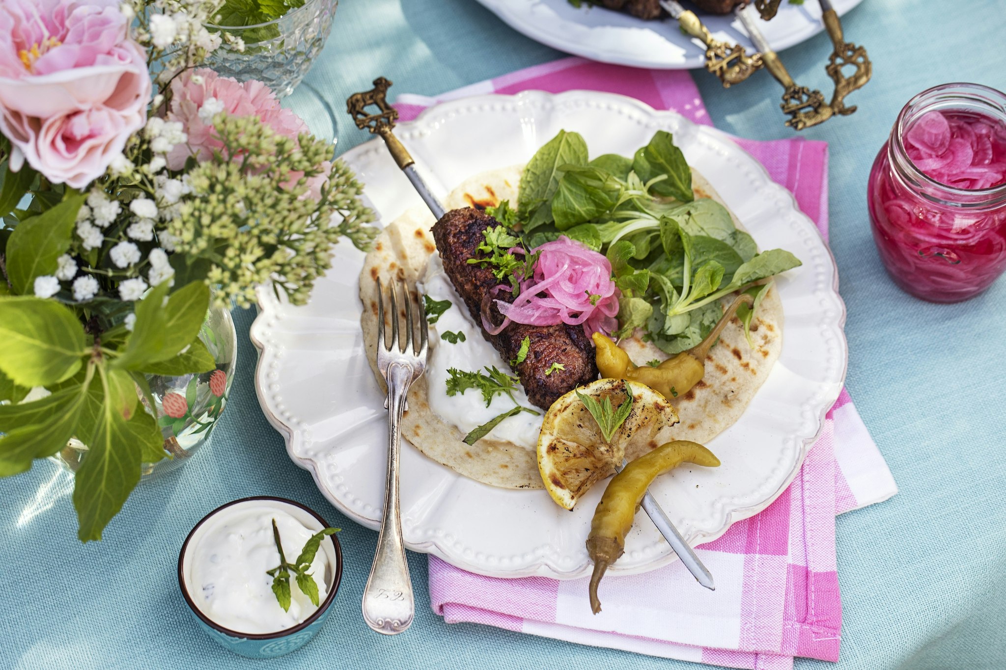 Kebabspett med lammfärs och hemlagat spisbröd