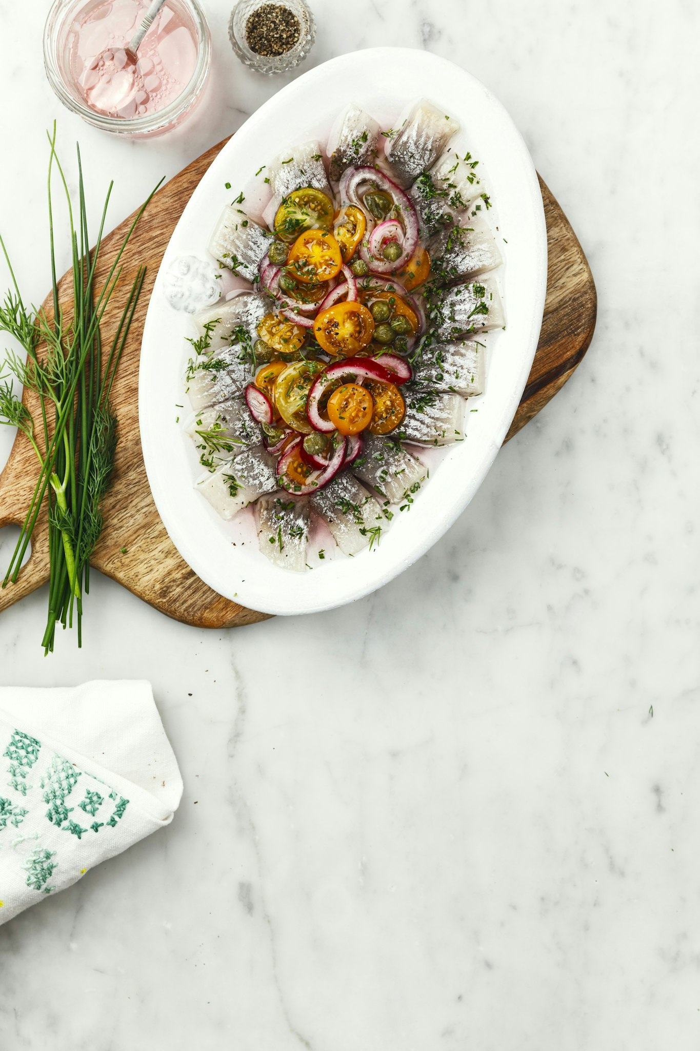 Klar sill med tomater, lök och kapris