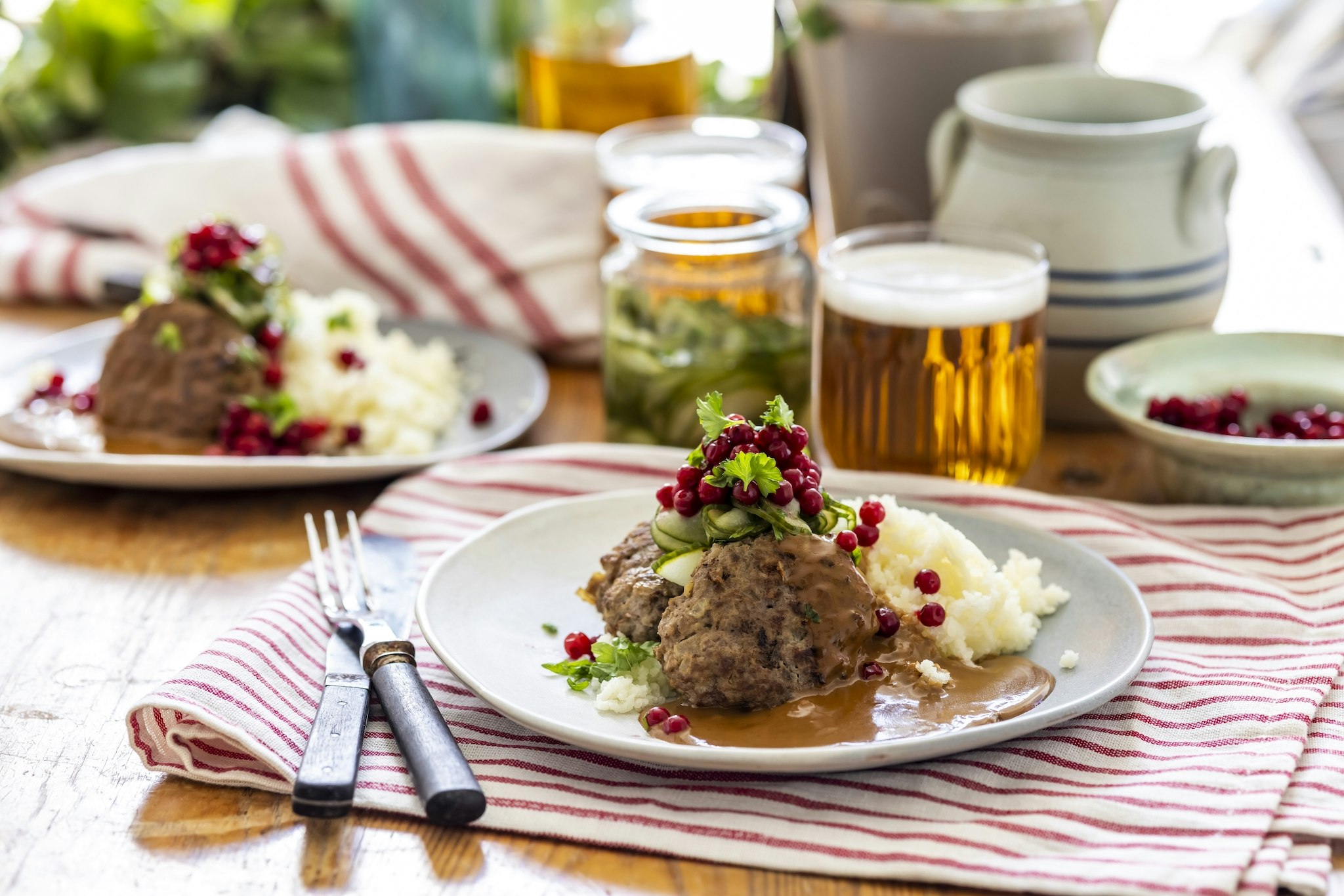 Klassisk färsbiff med pressad potatis och gräddsås