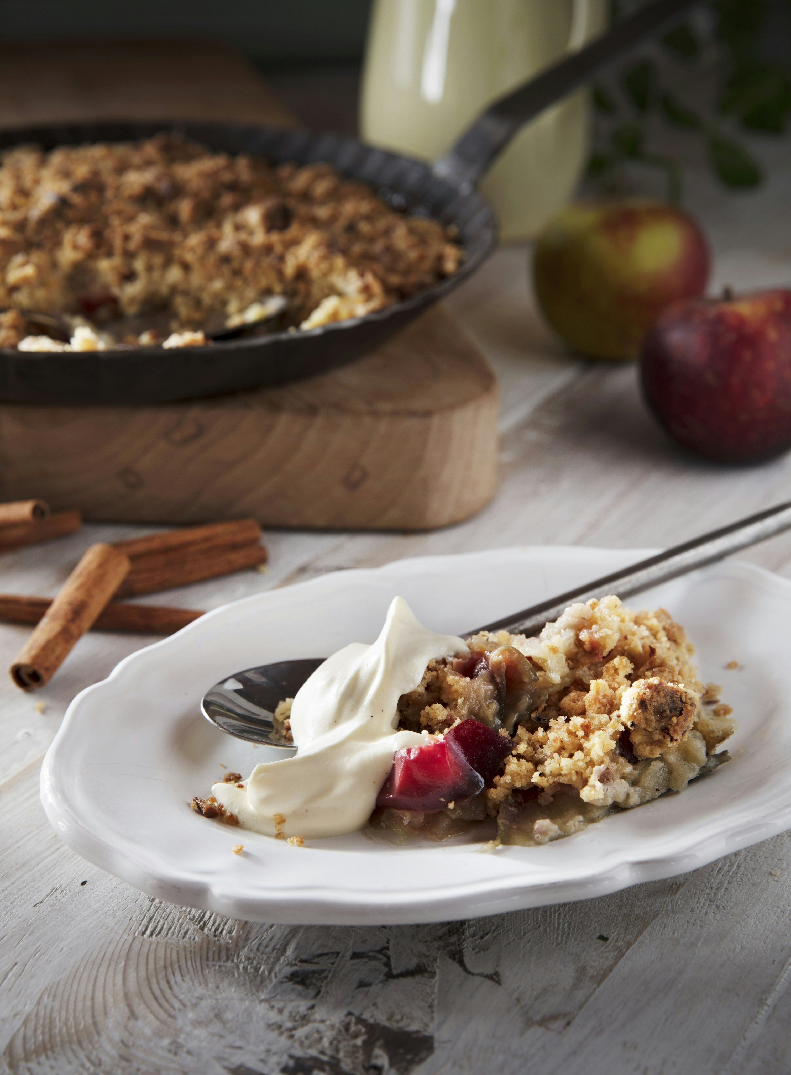 Klassisk smulpaj med äpple och nötter