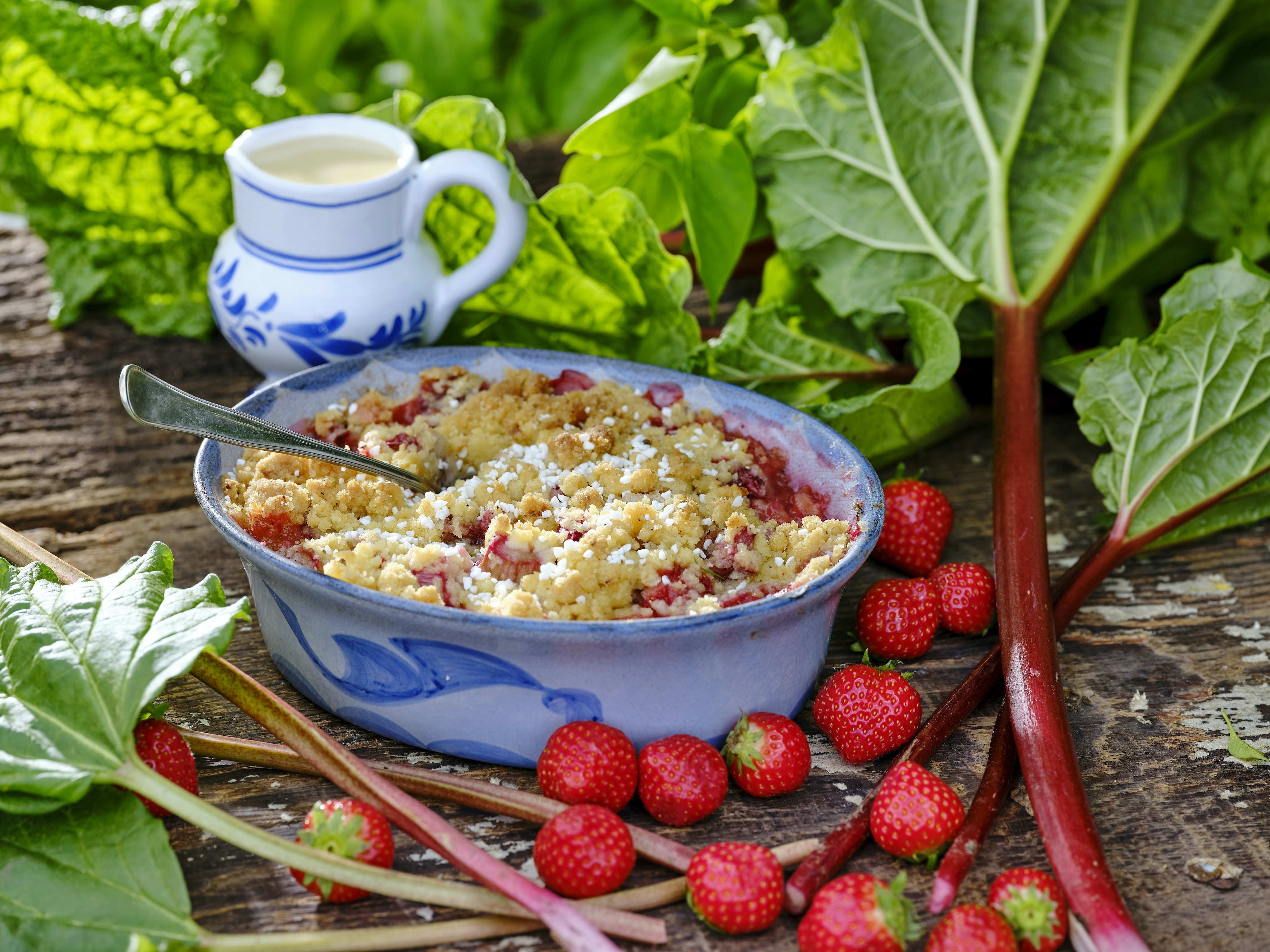 Klassisk smulpaj med rabarber och jordgubbar
