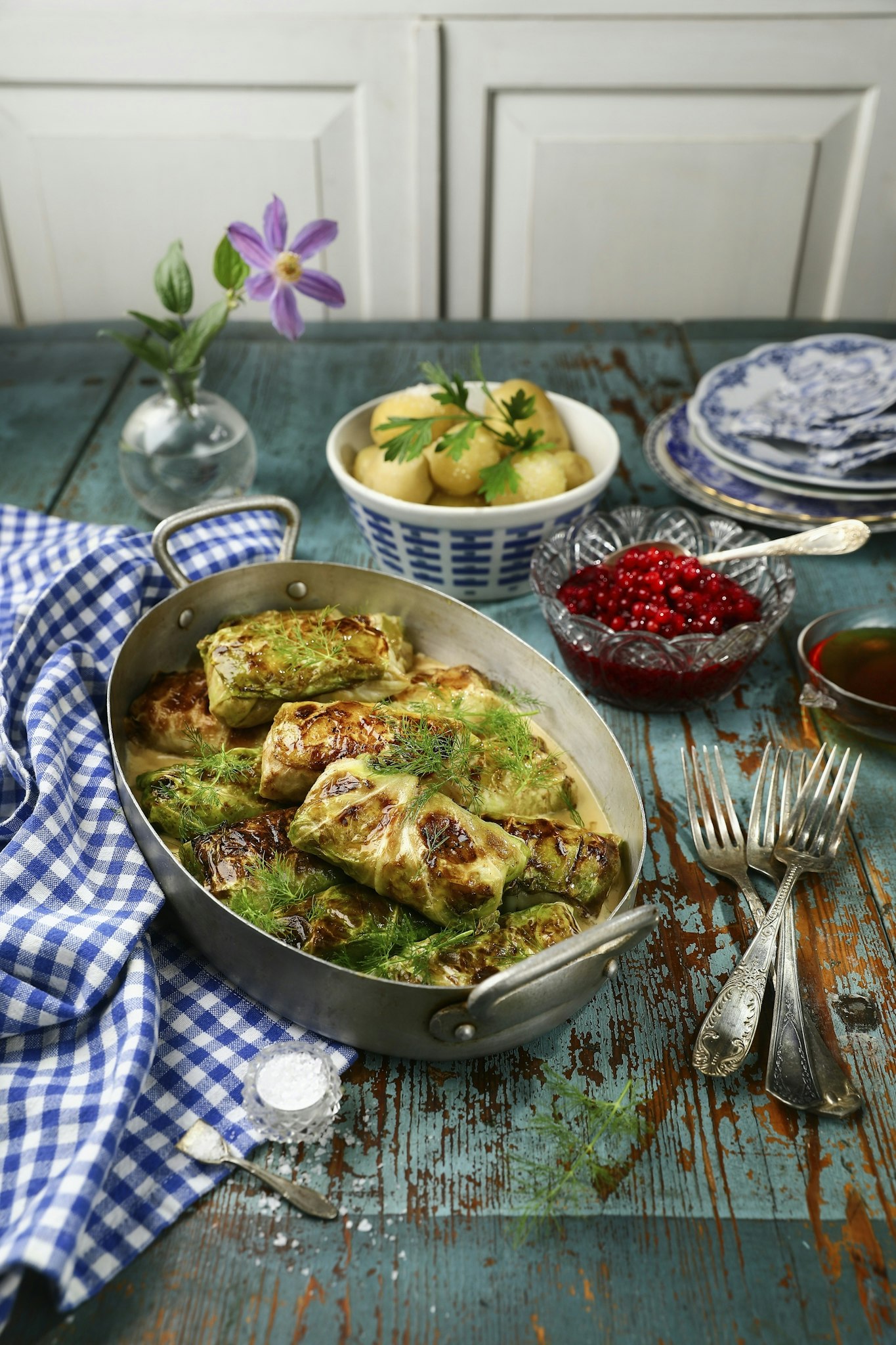 Klassiska porterstekta oxrullader med sås