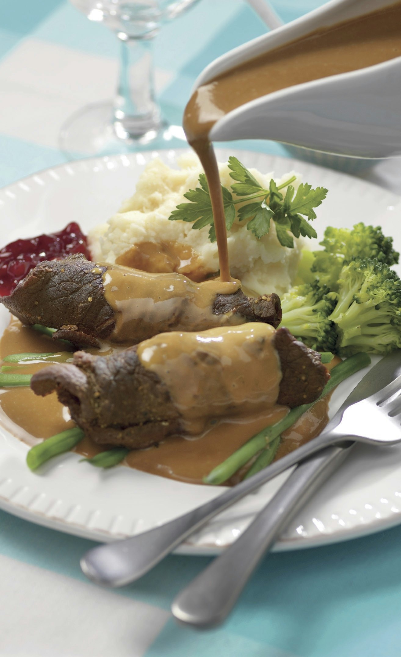 Klassiska porterstekta oxrullader med sås