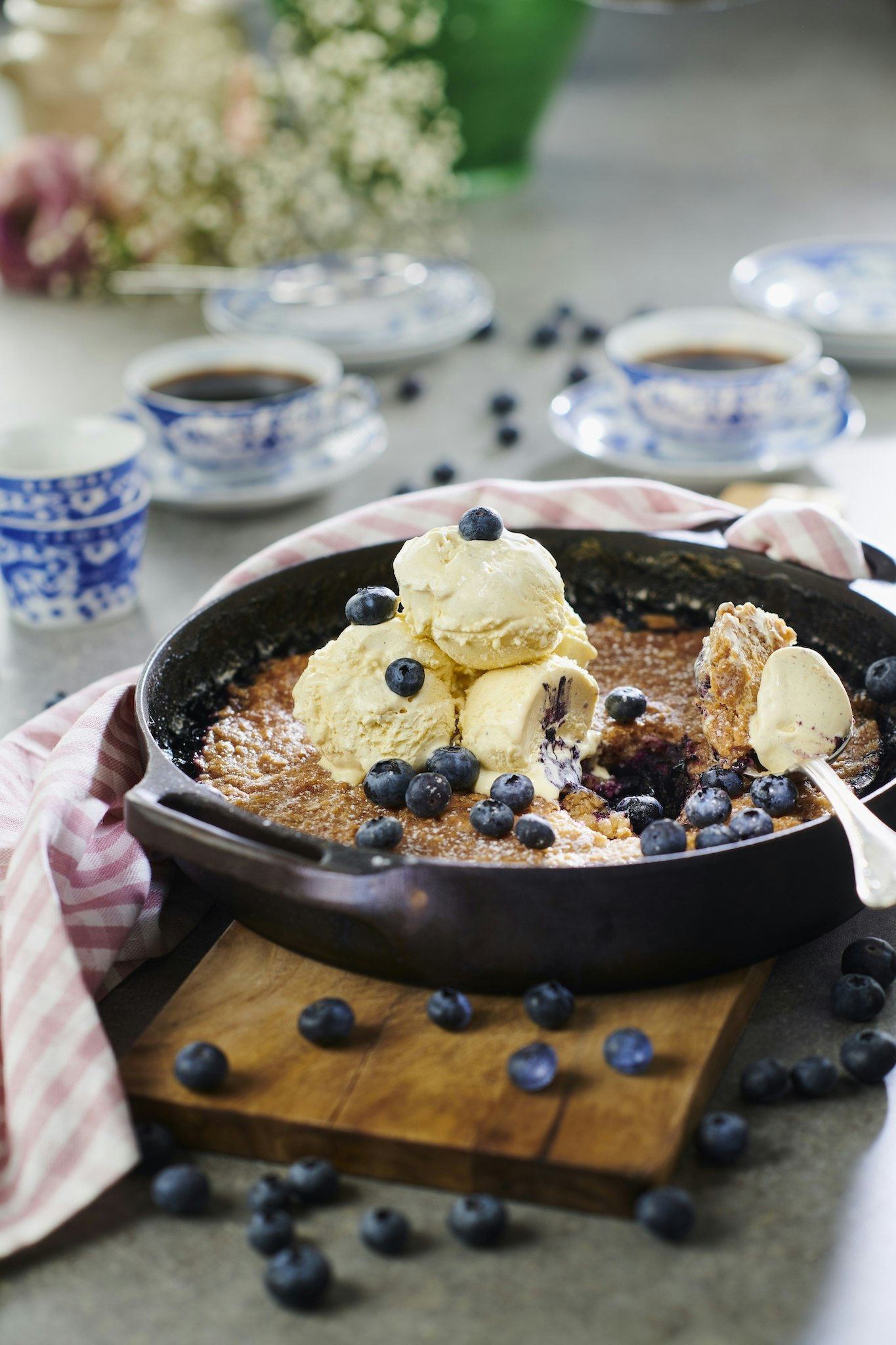Knäckig blåbärspaj med vaniljglass
