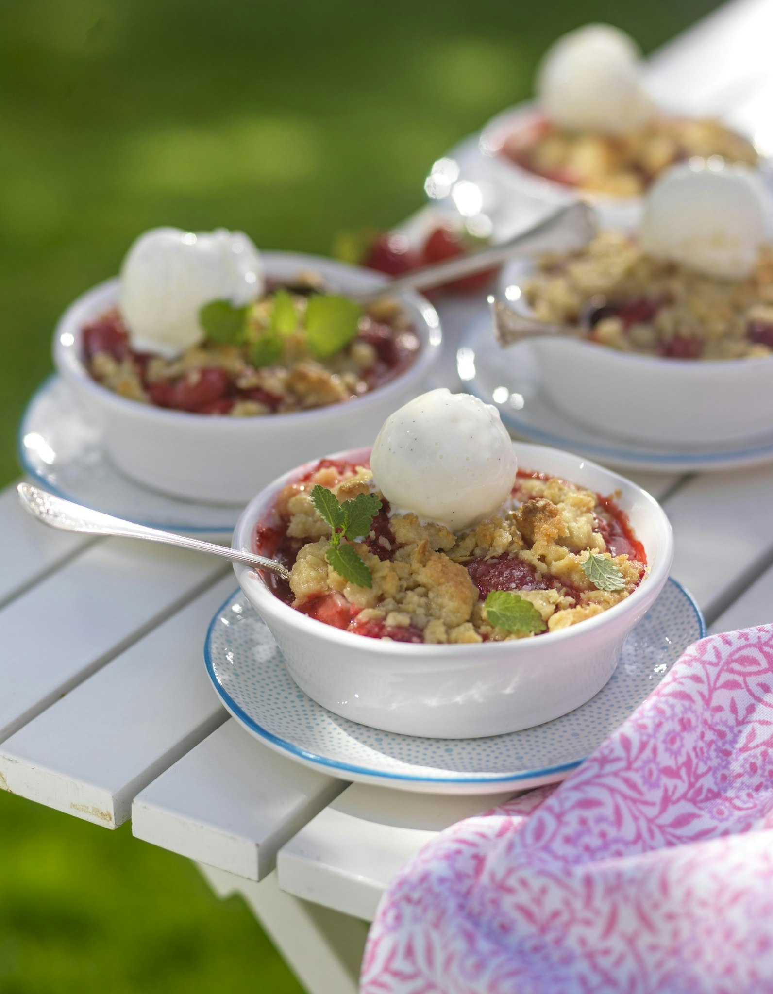 Knäckig jordgubbspaj med smuldeg