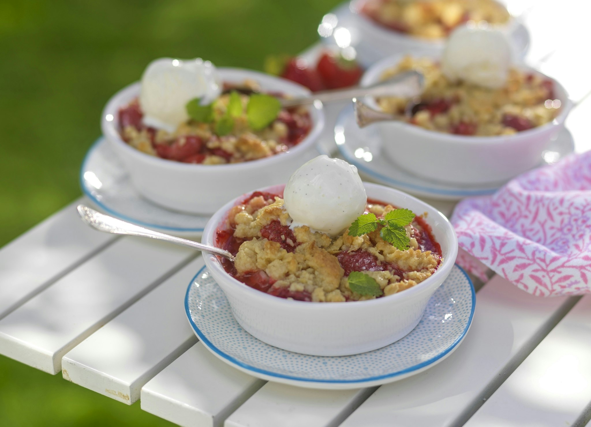 Knäckig jordgubbspaj med smuldeg