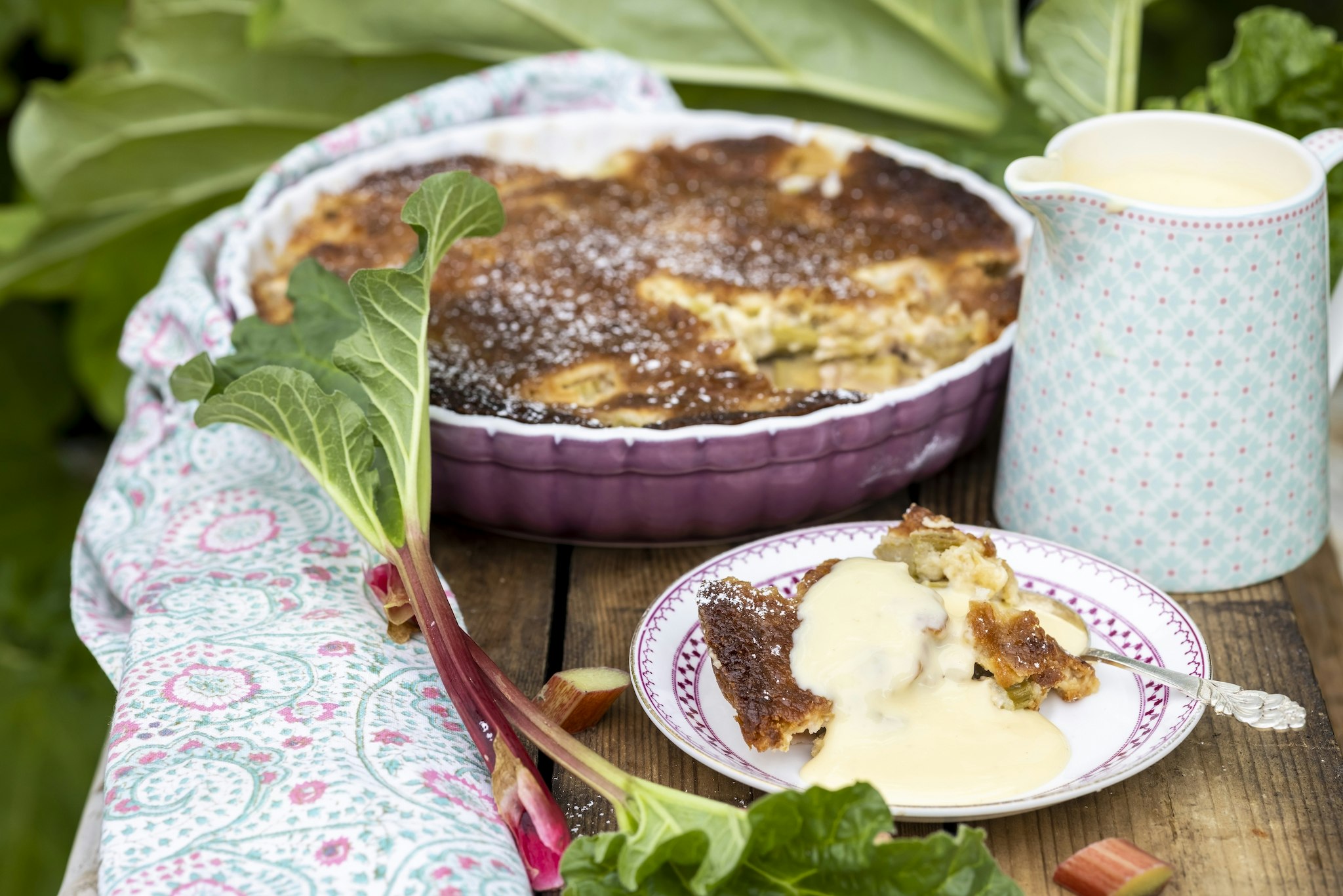 Knäckig rabarberpaj med vaniljsås