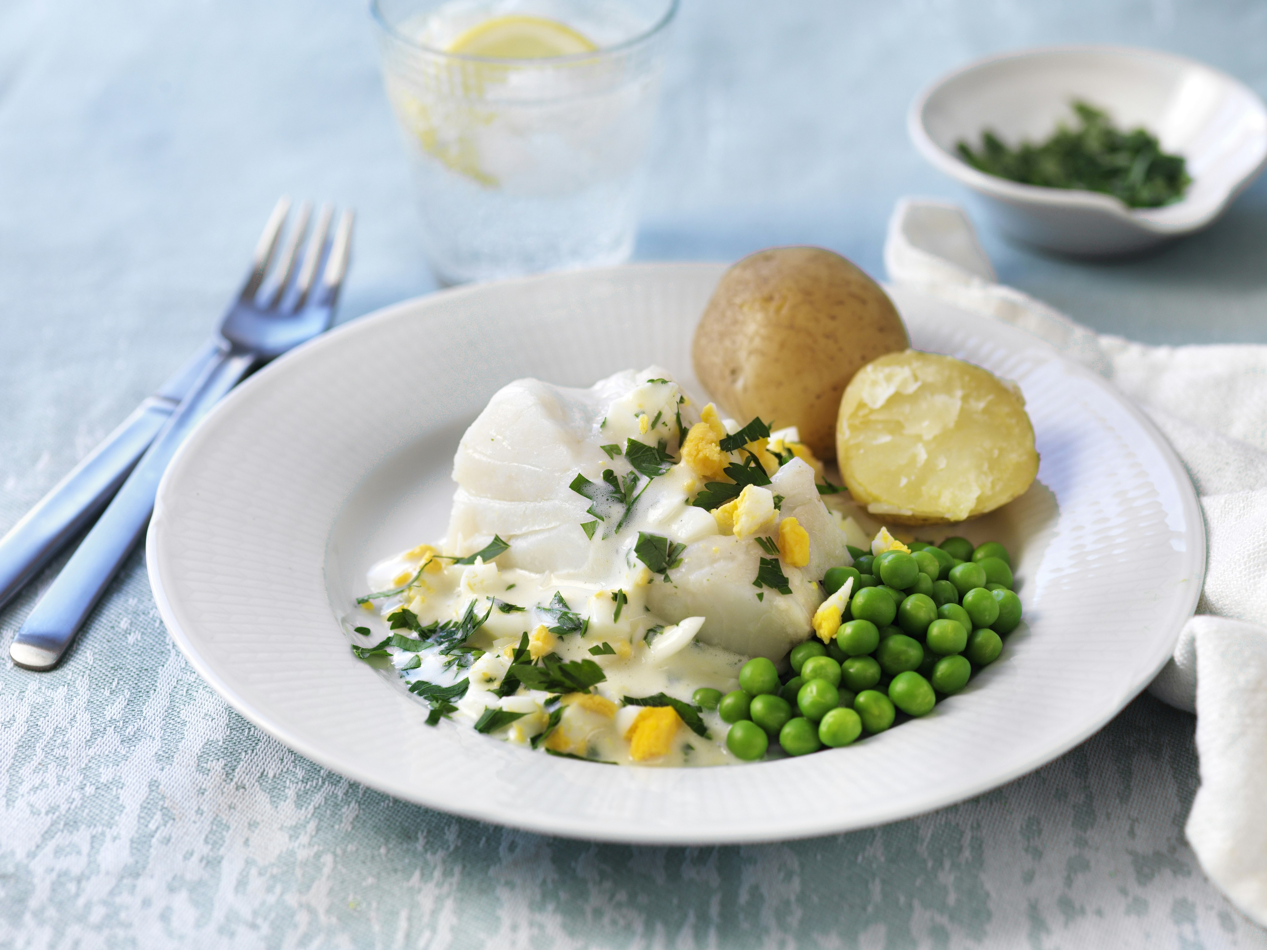 Kokt torsk med äggsås och potatis