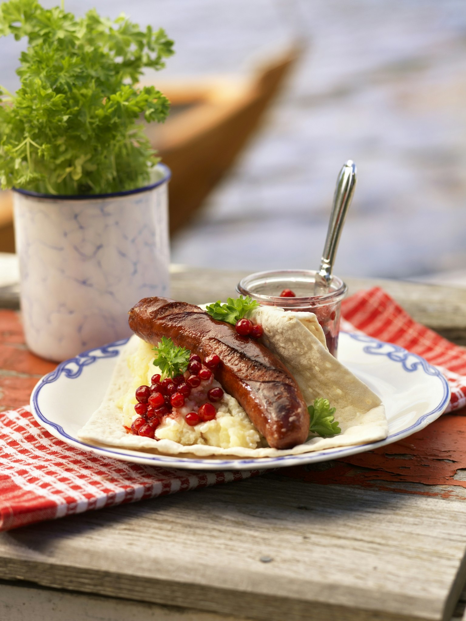 Korv med potatisstomp i tunnbröd