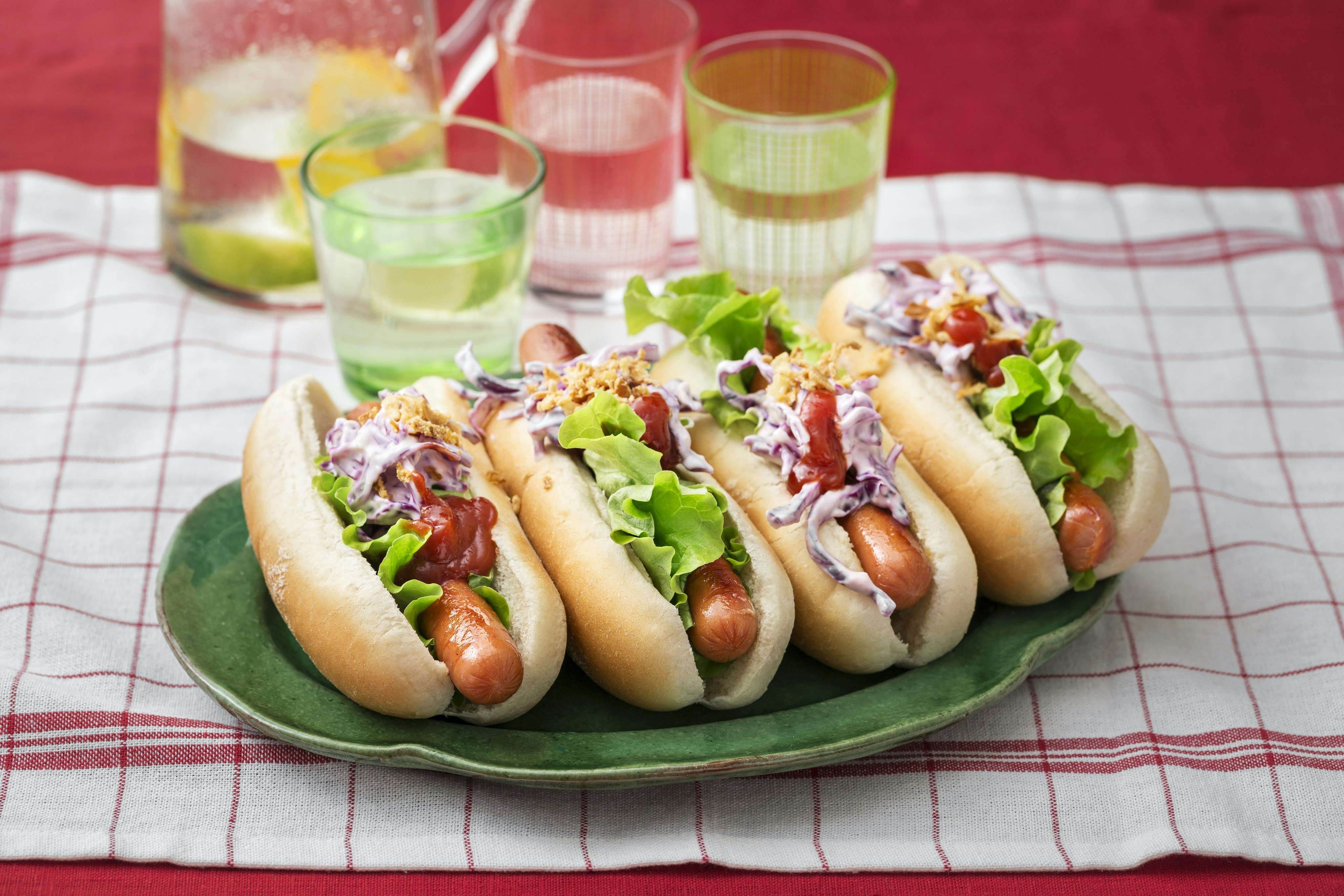 Korv med bröd och rödkålsslaw