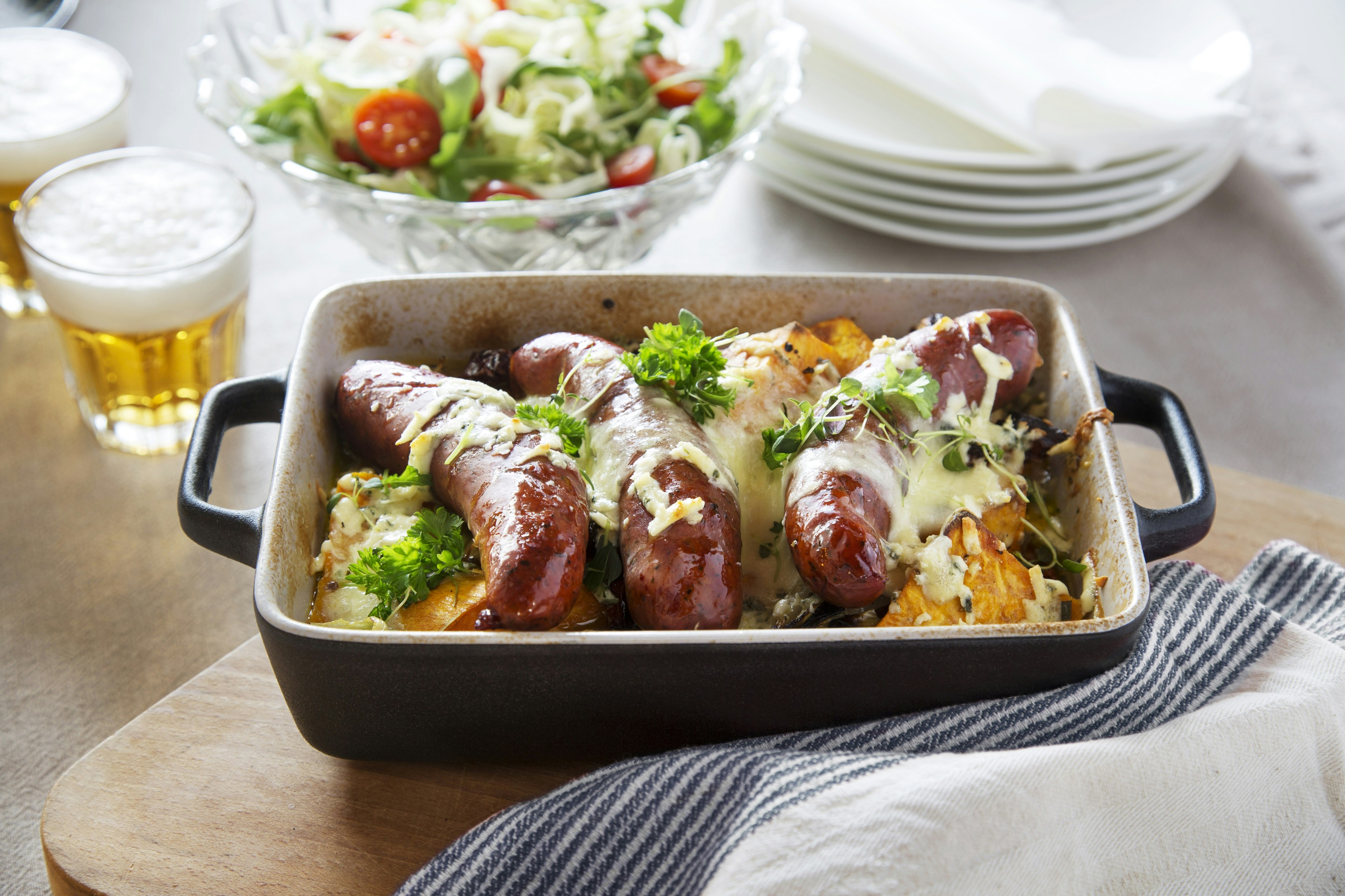 Ostig korvlåda med sötpotatis