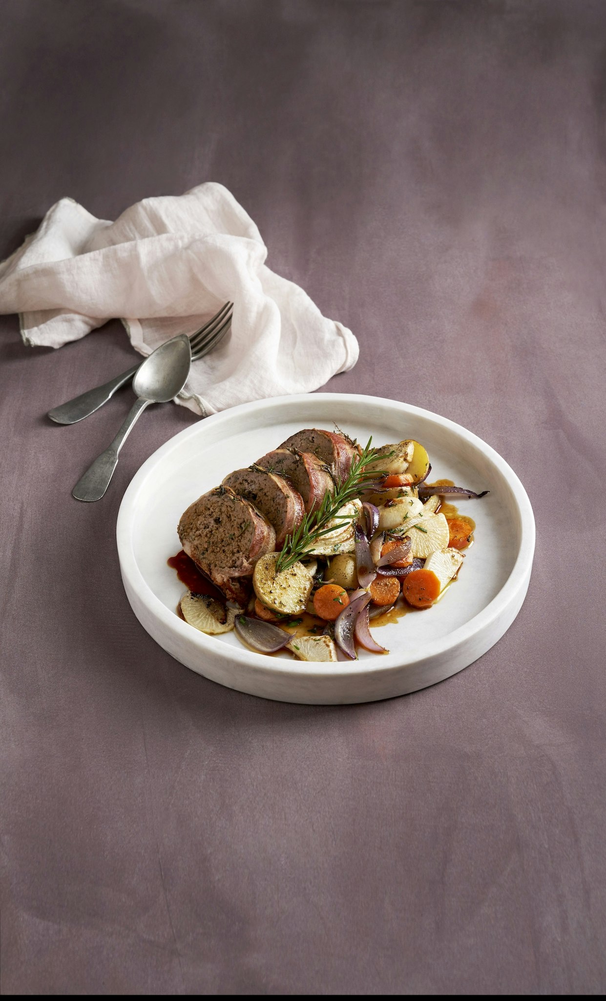 Köttfärslimpa med bacon och timjan