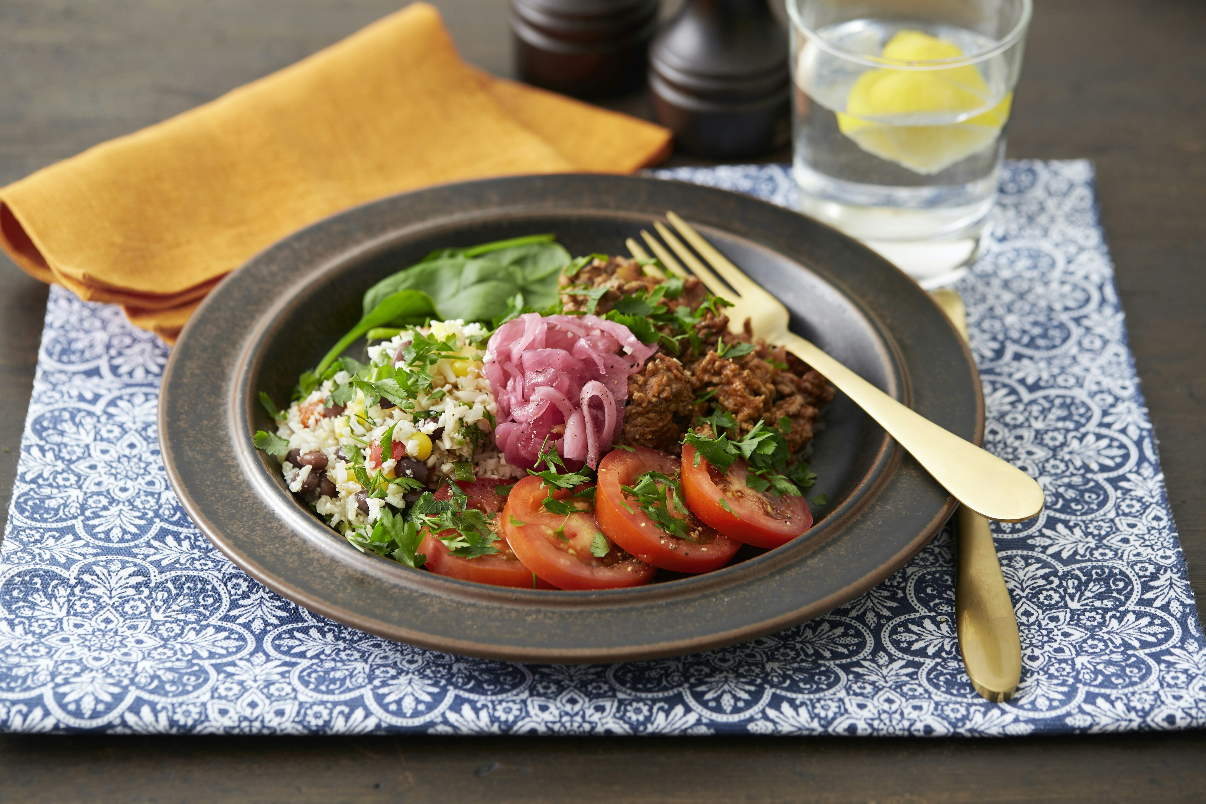 Köttfärsröra med kokt ris i salladsblad