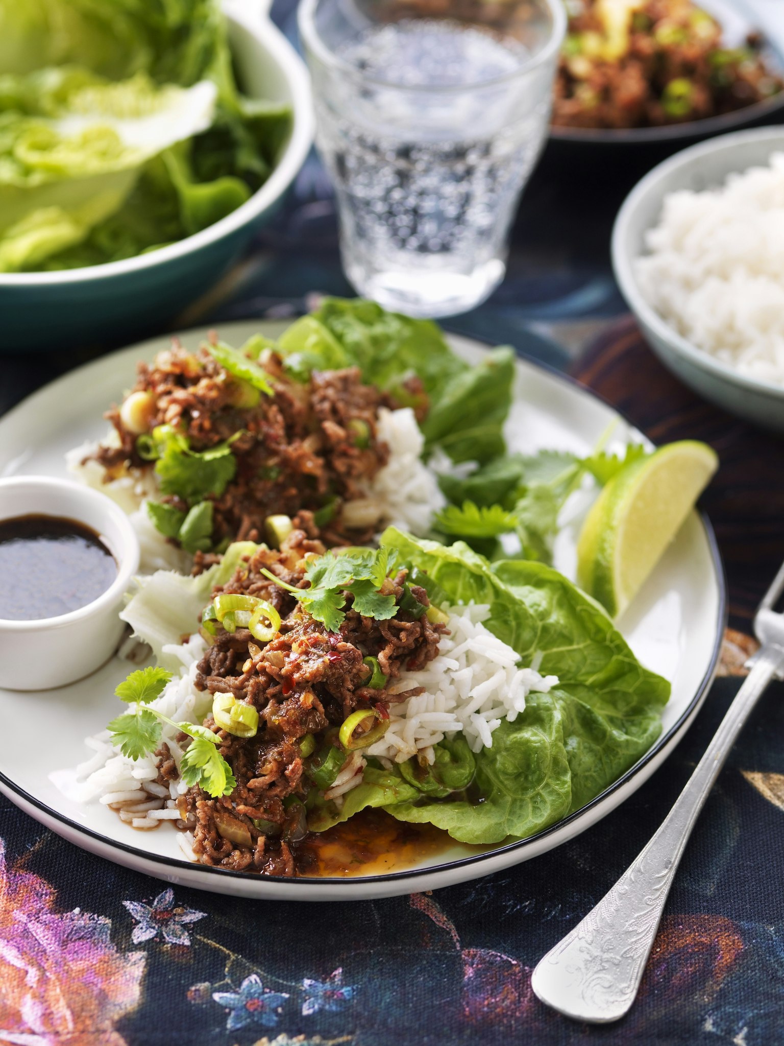 Köttfärsröra med kokt ris i salladsblad