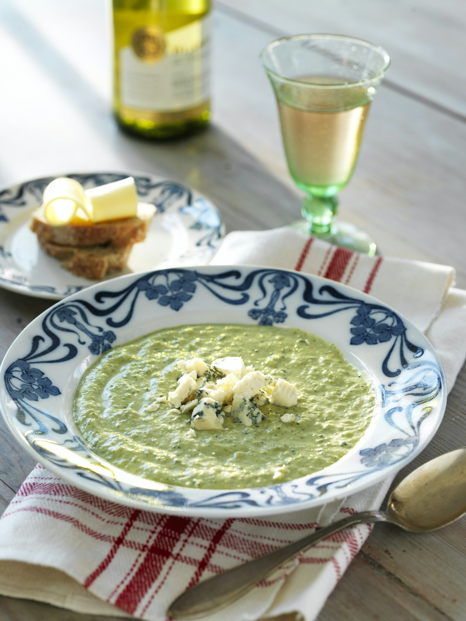 Krämig broccolisoppa med ädelost