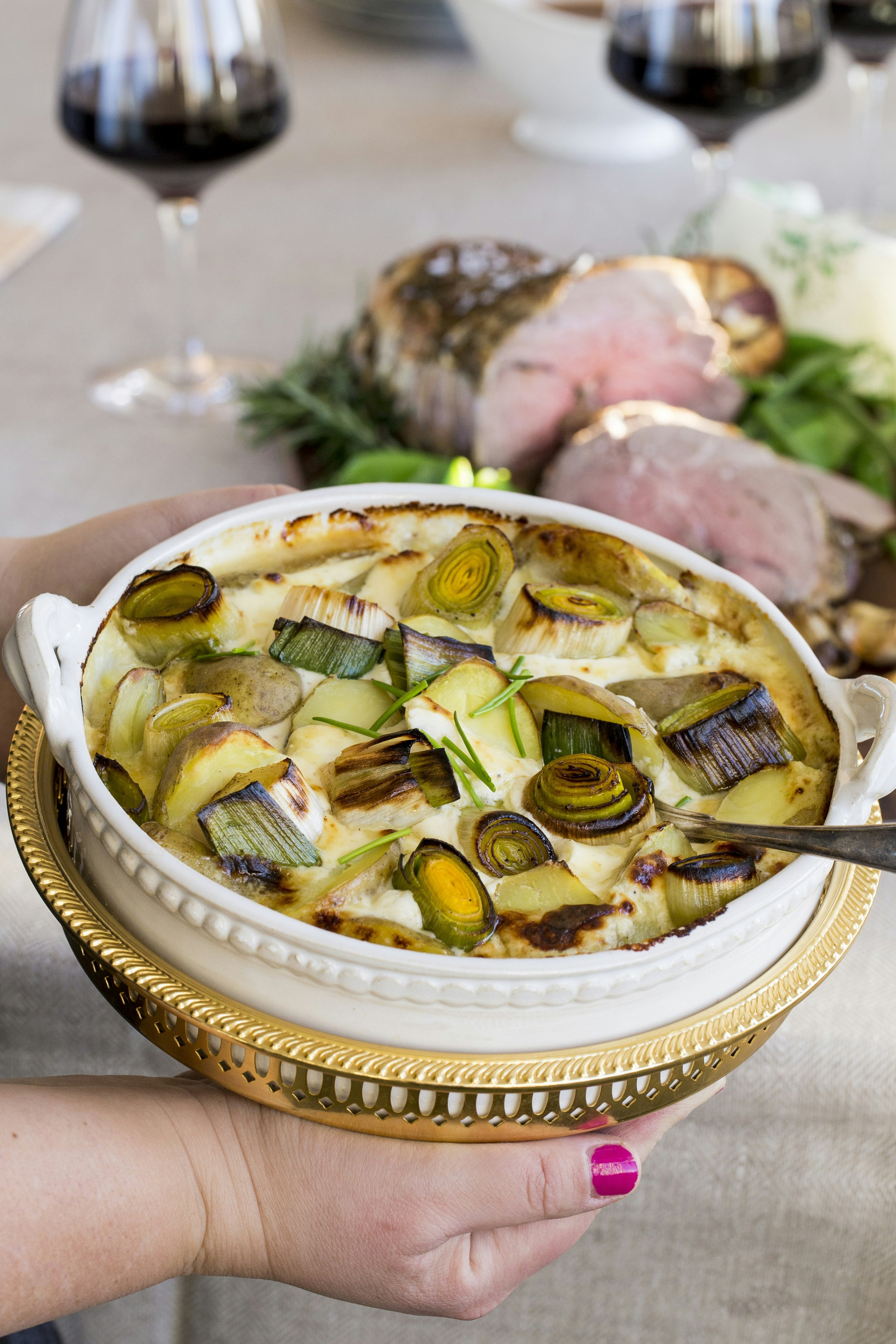 Krämig gratäng på mandelpotatis och purjolök