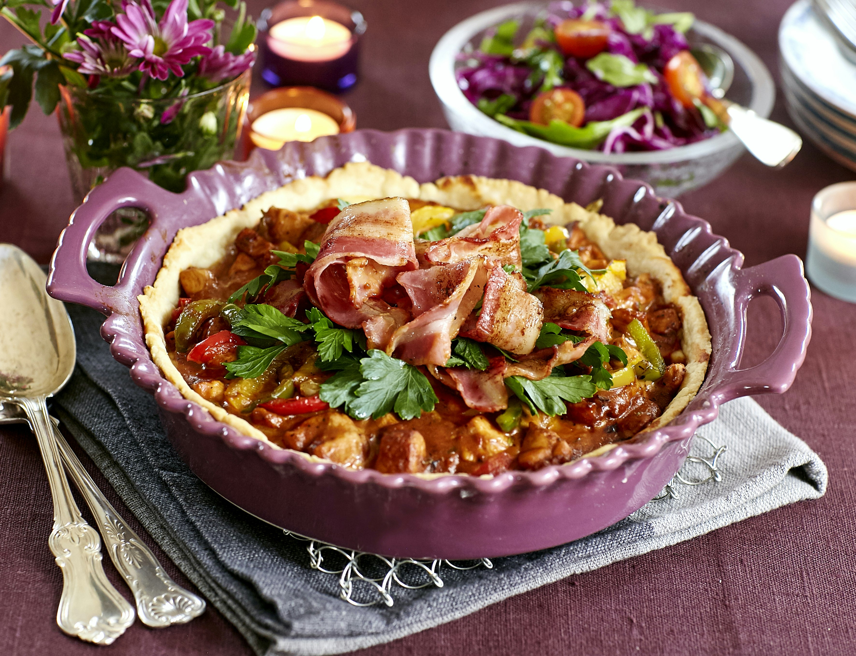 Krämig kycklingpaj med paprika och bacon